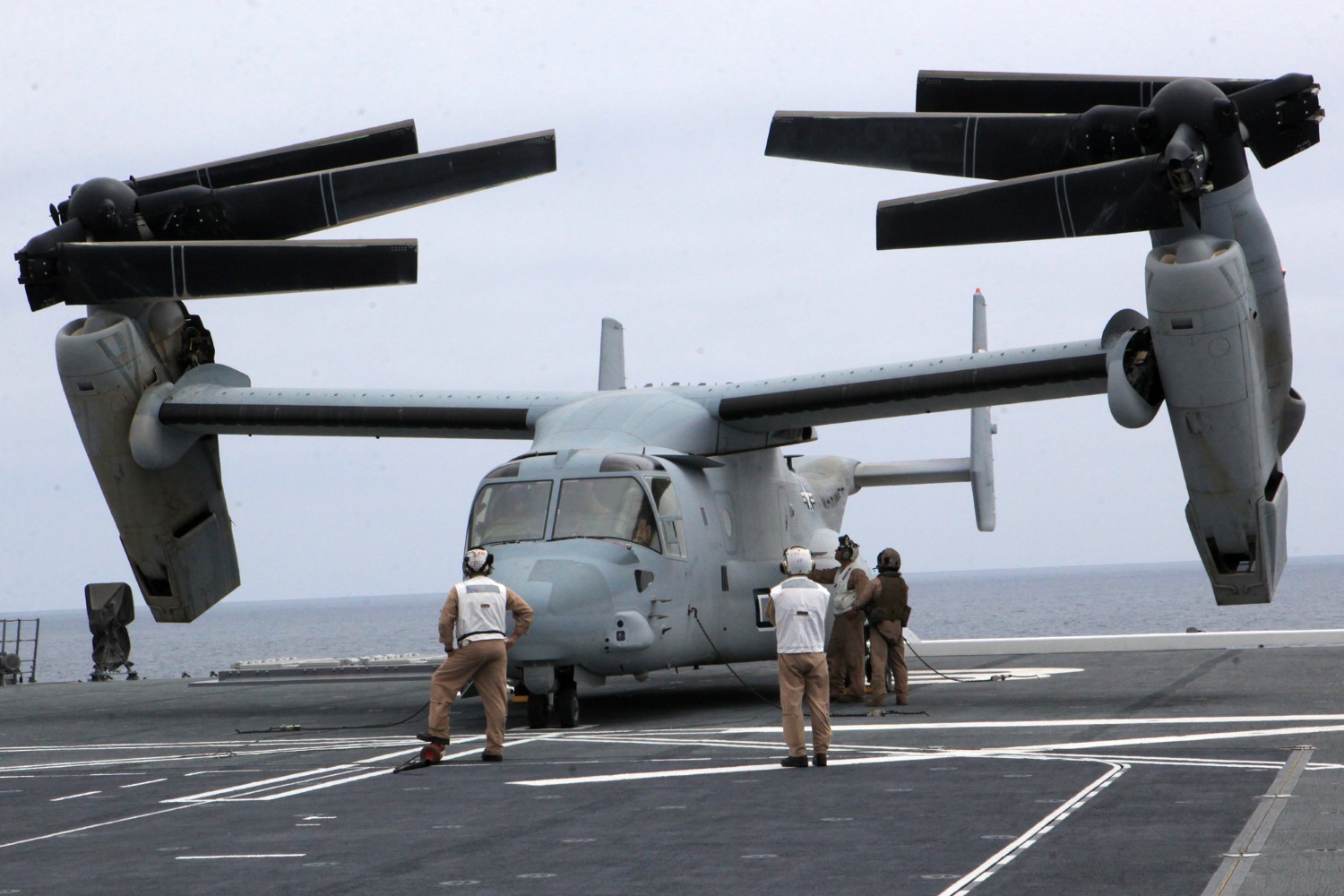 US Marines MV-22B Makes Historic Landing Aboard Japanese Vessels