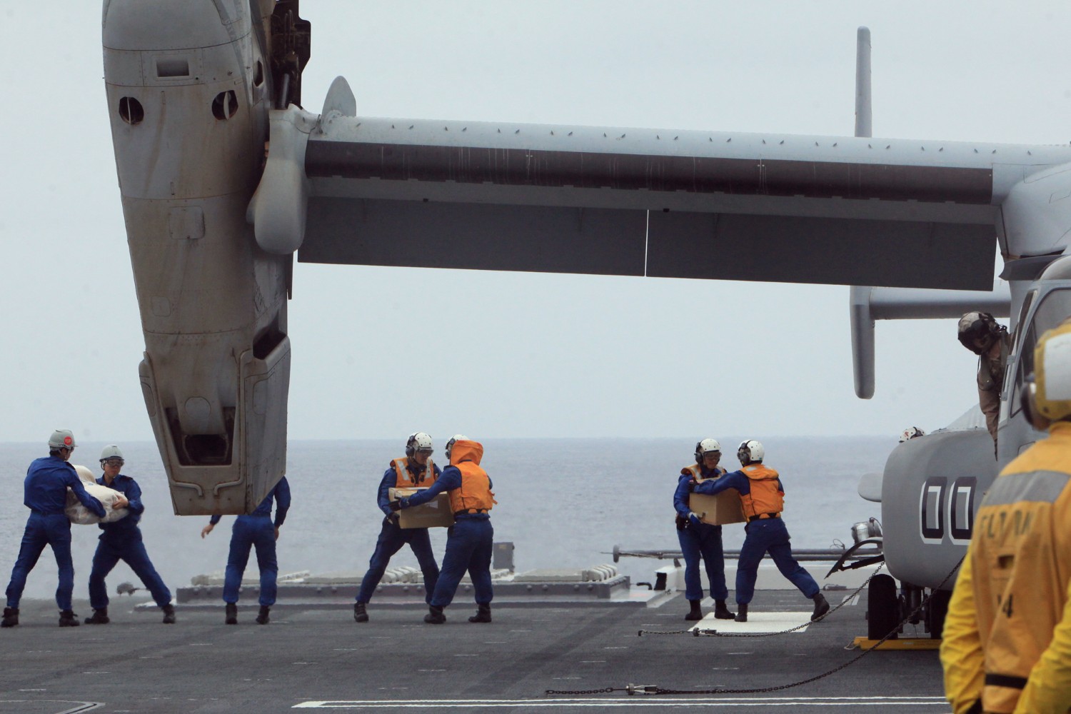 US Marines MV-22B Makes Historic Landing Aboard Japanese Vessels