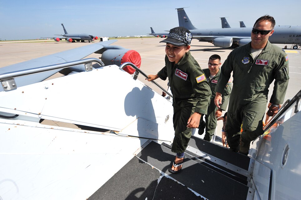 384th ARS continues Pilot for a Day, enriches young lives > United ...