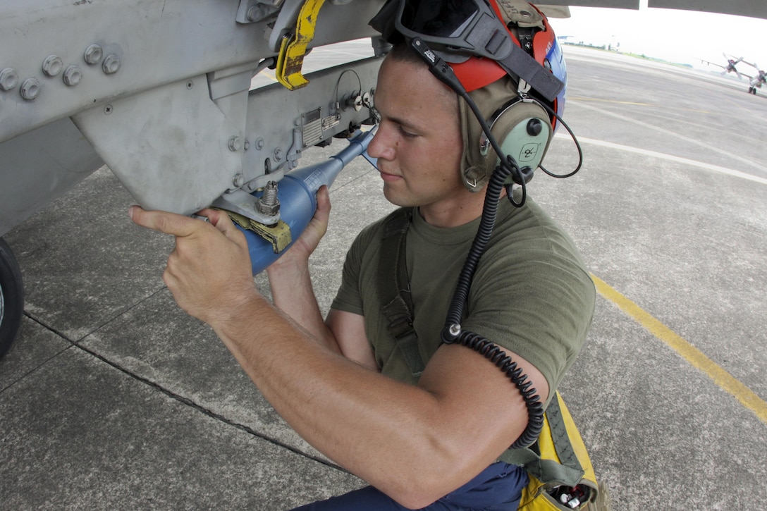 Ordnance Marines help jets hit targets during Exercise Haribon Tempest 2013