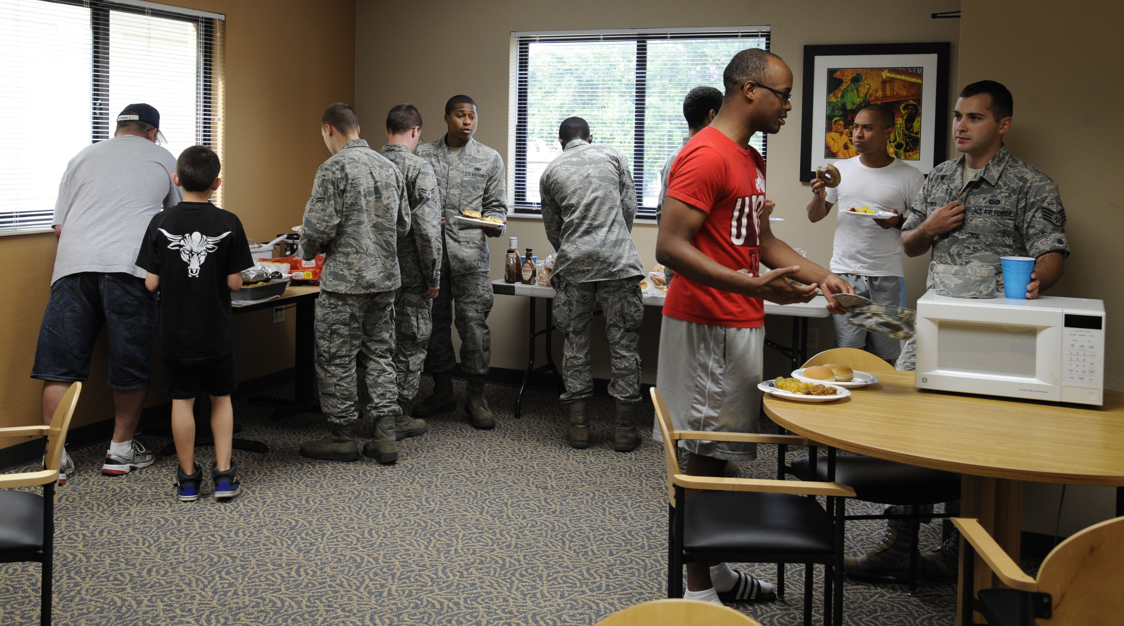 Potluck dinner brings family time to Airmen > Barksdale Air Force Base ...