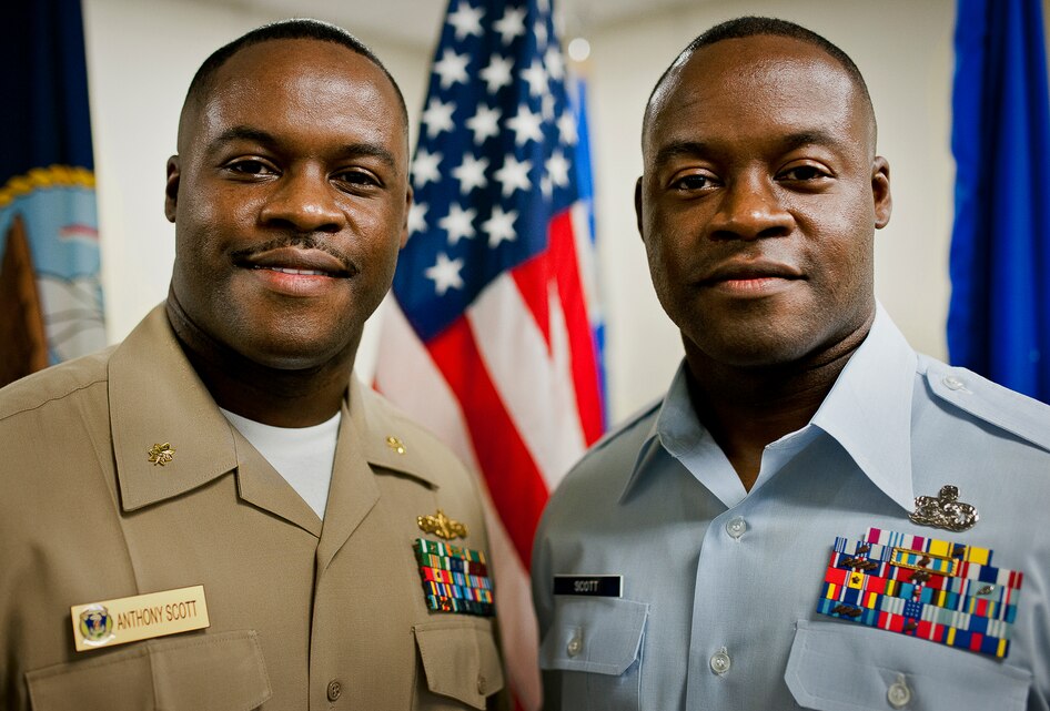 Feature: Identical twins complete long-awaited reenlistment > Marine ...
