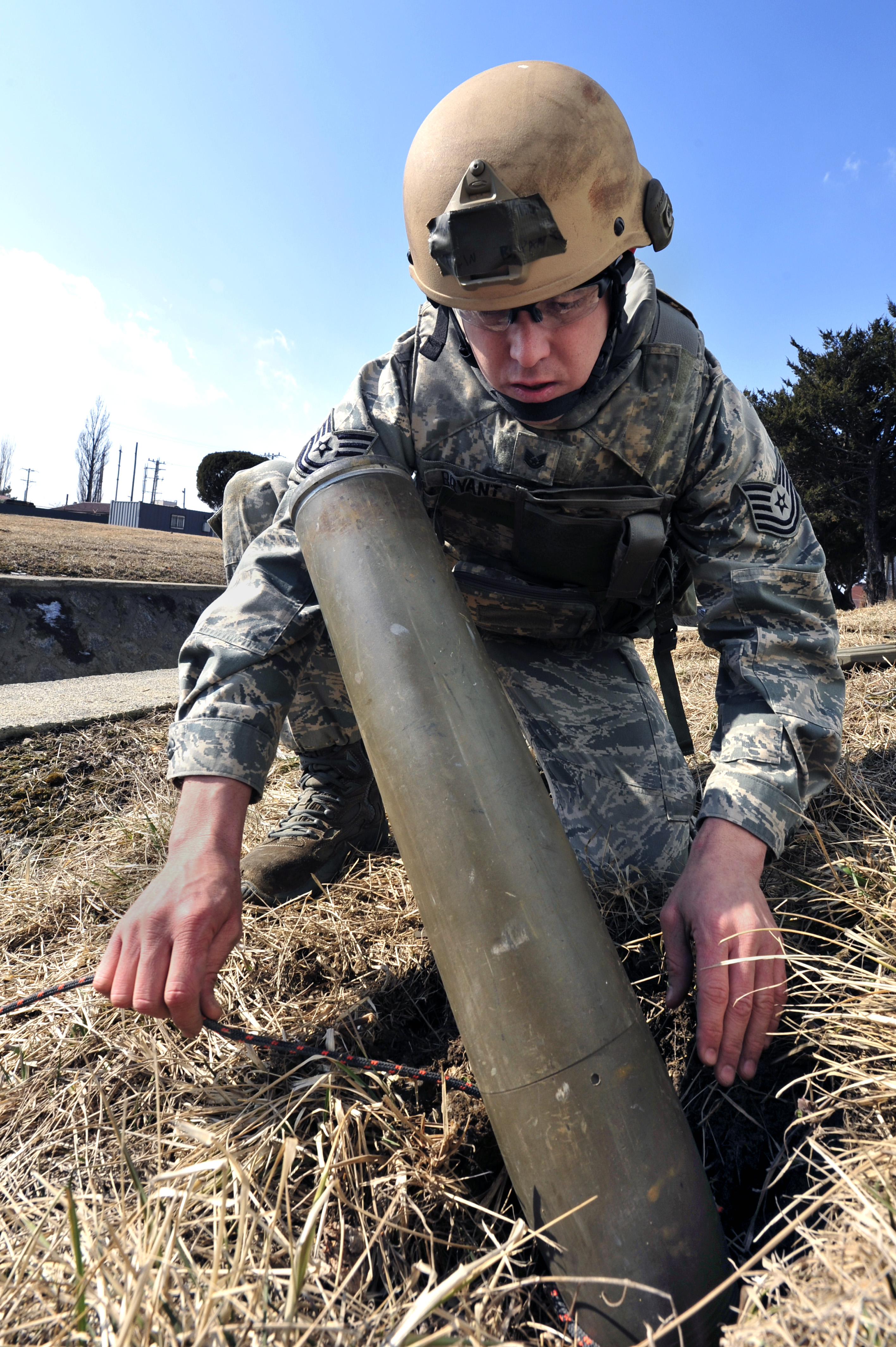 EOD trains to neutralize potential threats > Osan Air Base > Article ...