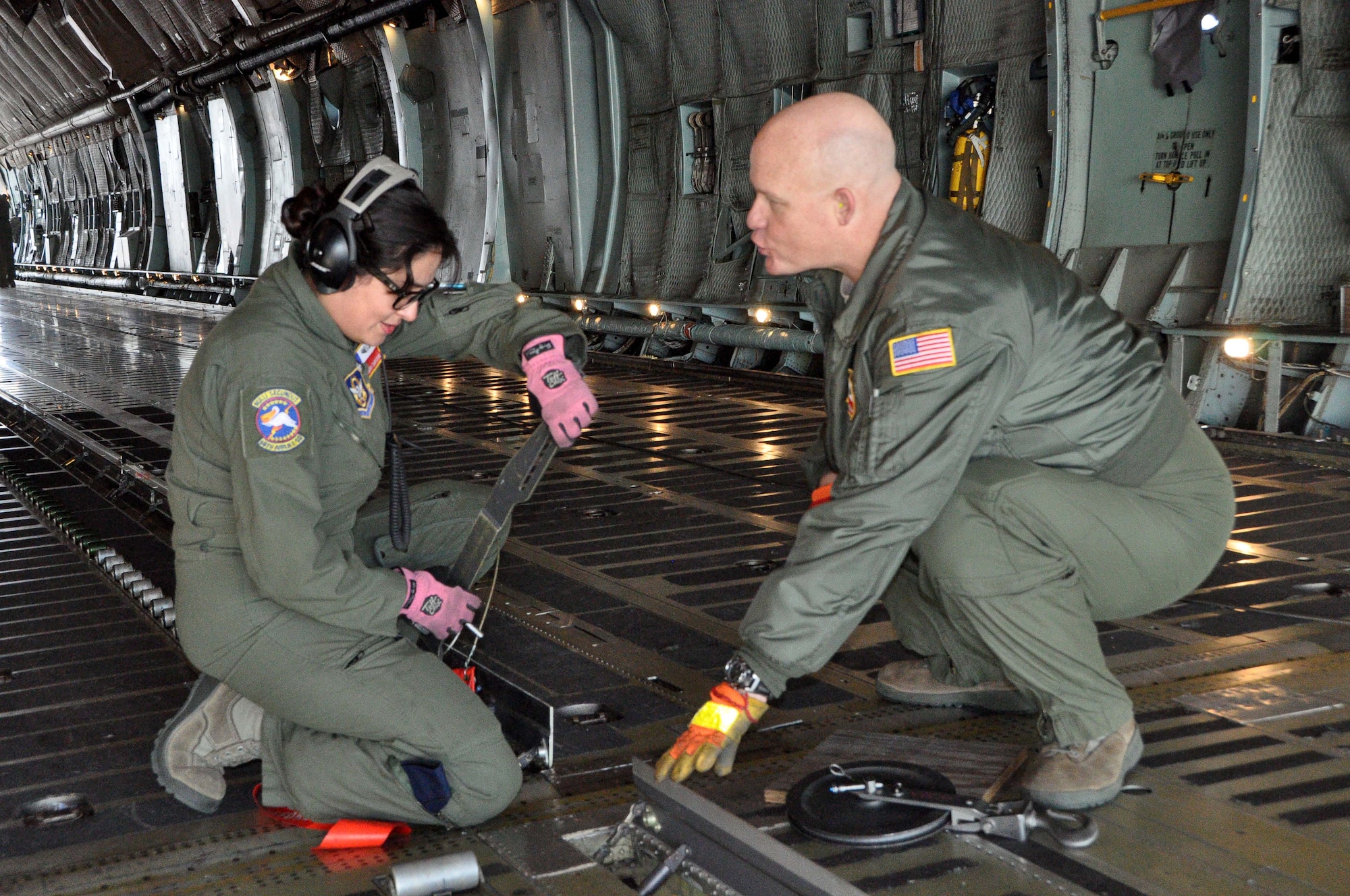 Hook Hammer and Sync > 433rd Airlift Wing > Article Display