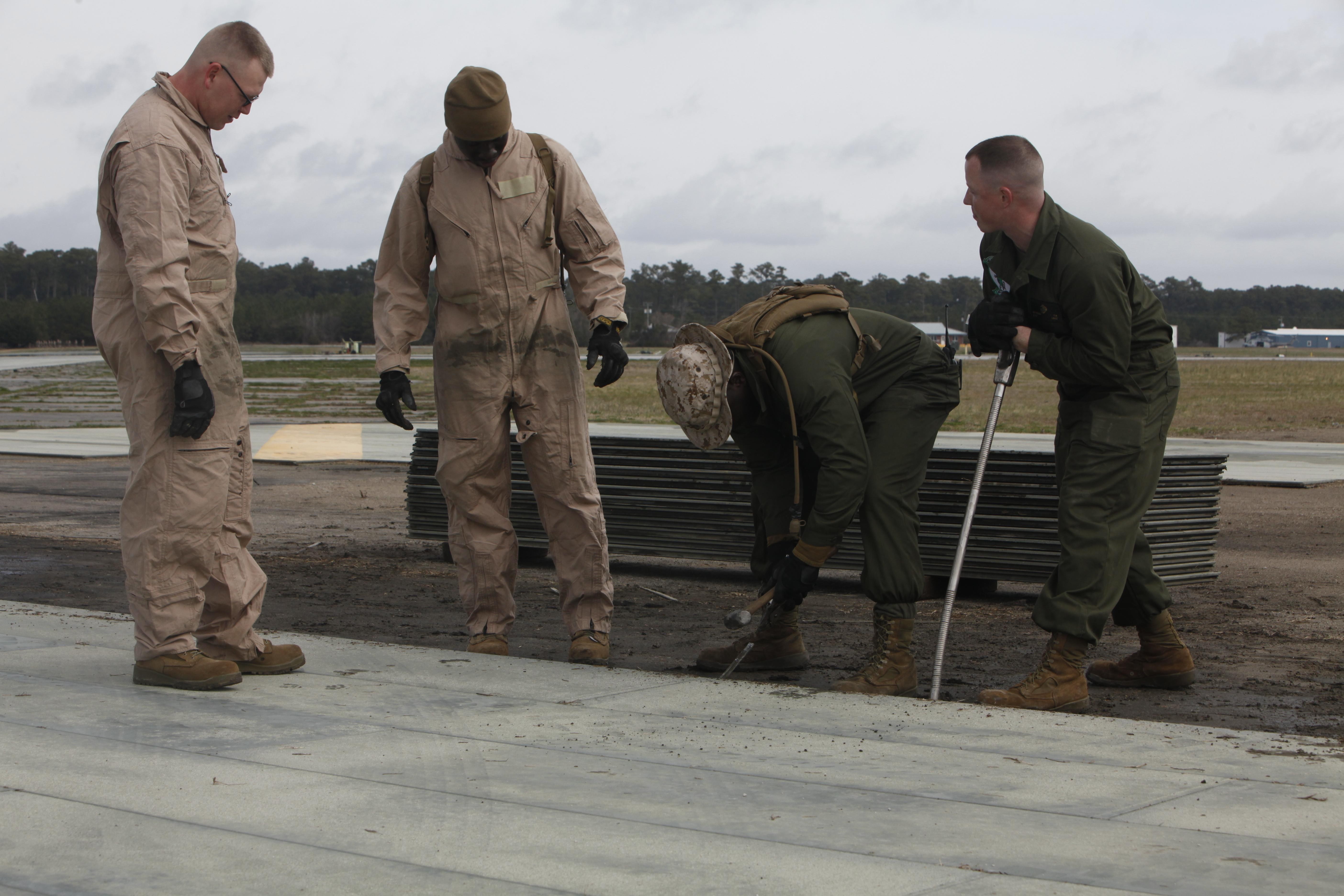 ’271 Marines ‘break backs’ to replace flight line > Marine Corps Air ...