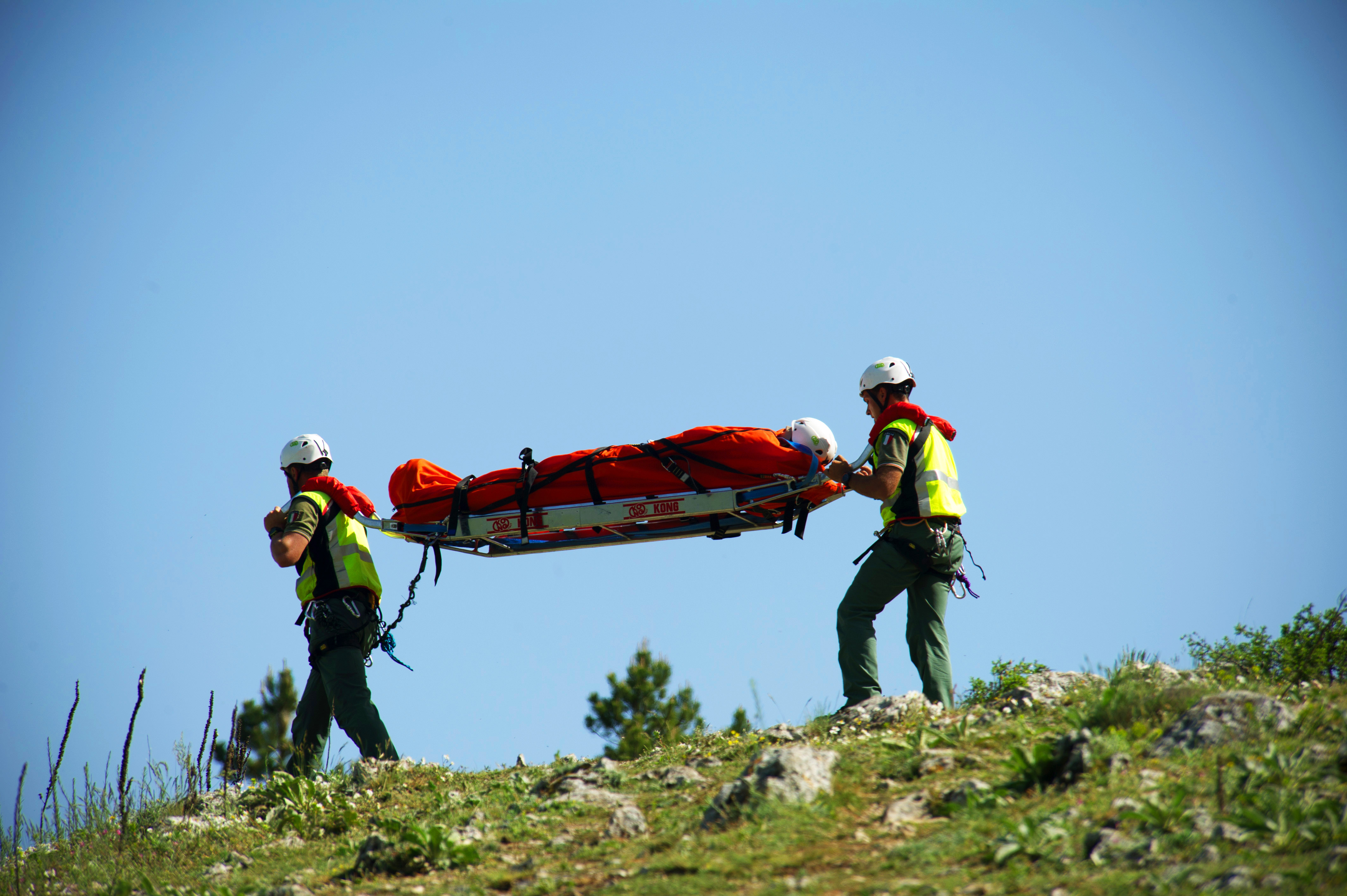 Italian army soldiers conduct casualty rescue training in the mountains ...