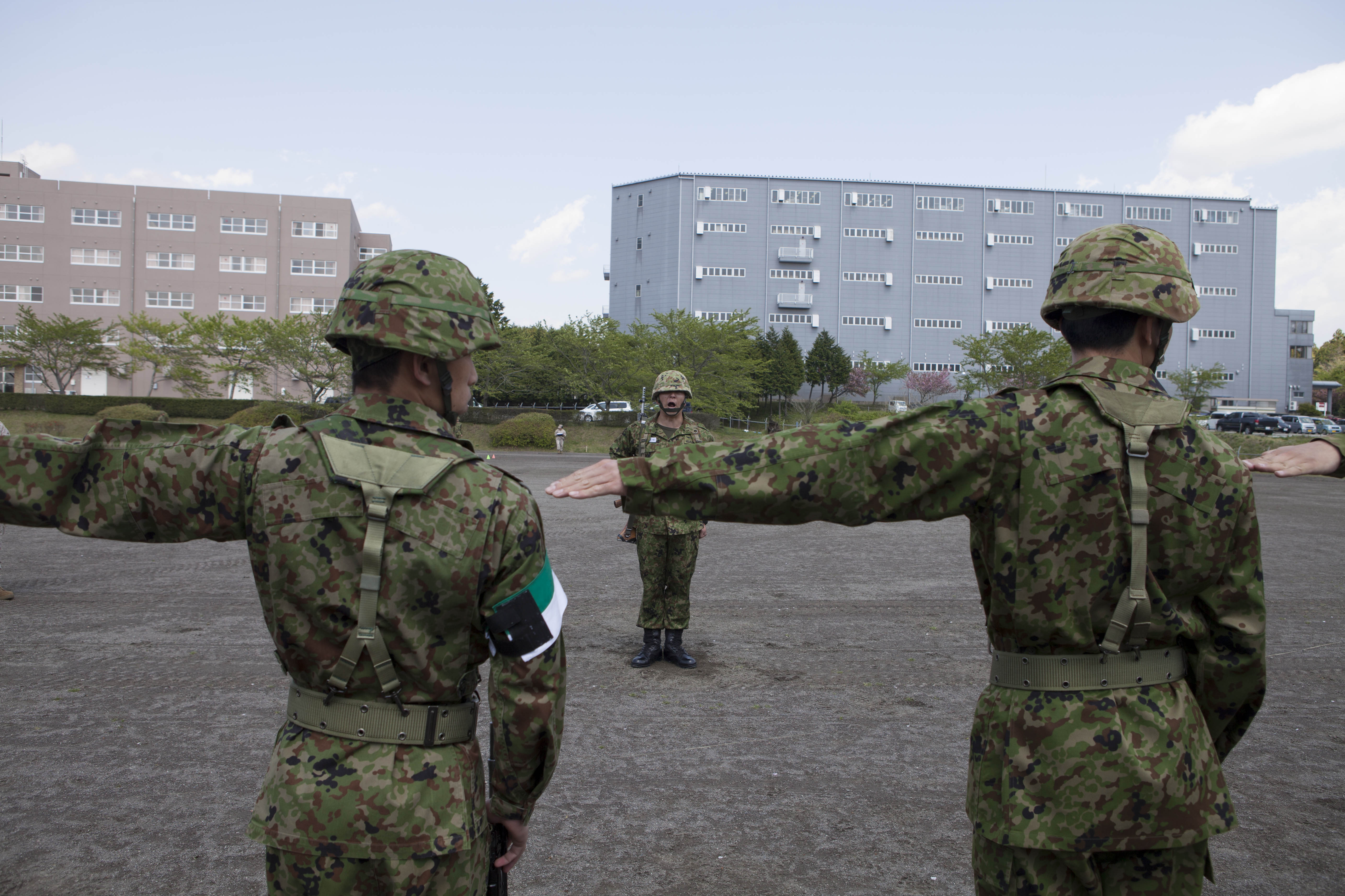 Marines assist JSDF members during drill competition