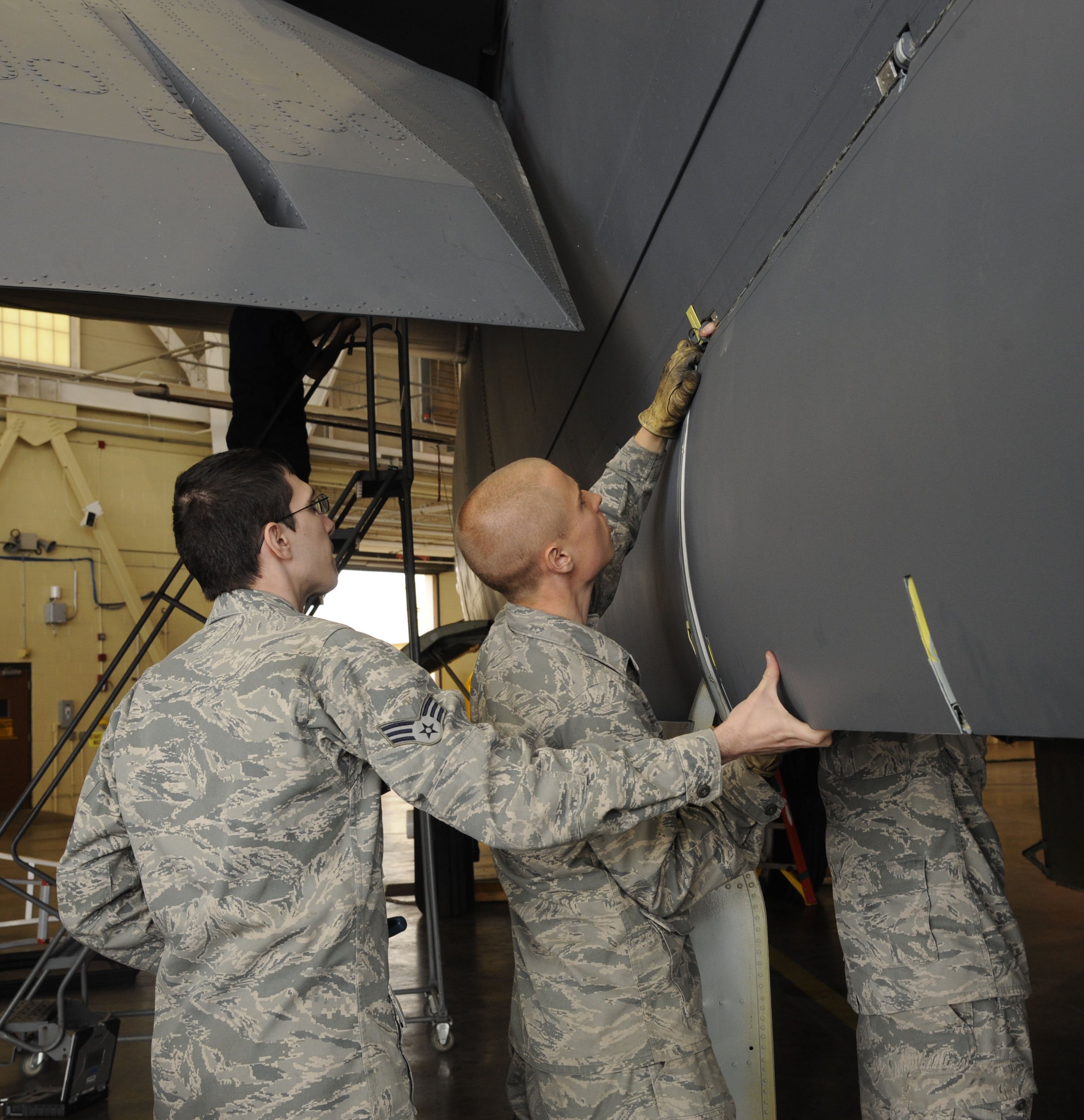 Phase Airmen ensure next 450 flight hours > Barksdale Air Force Base ...
