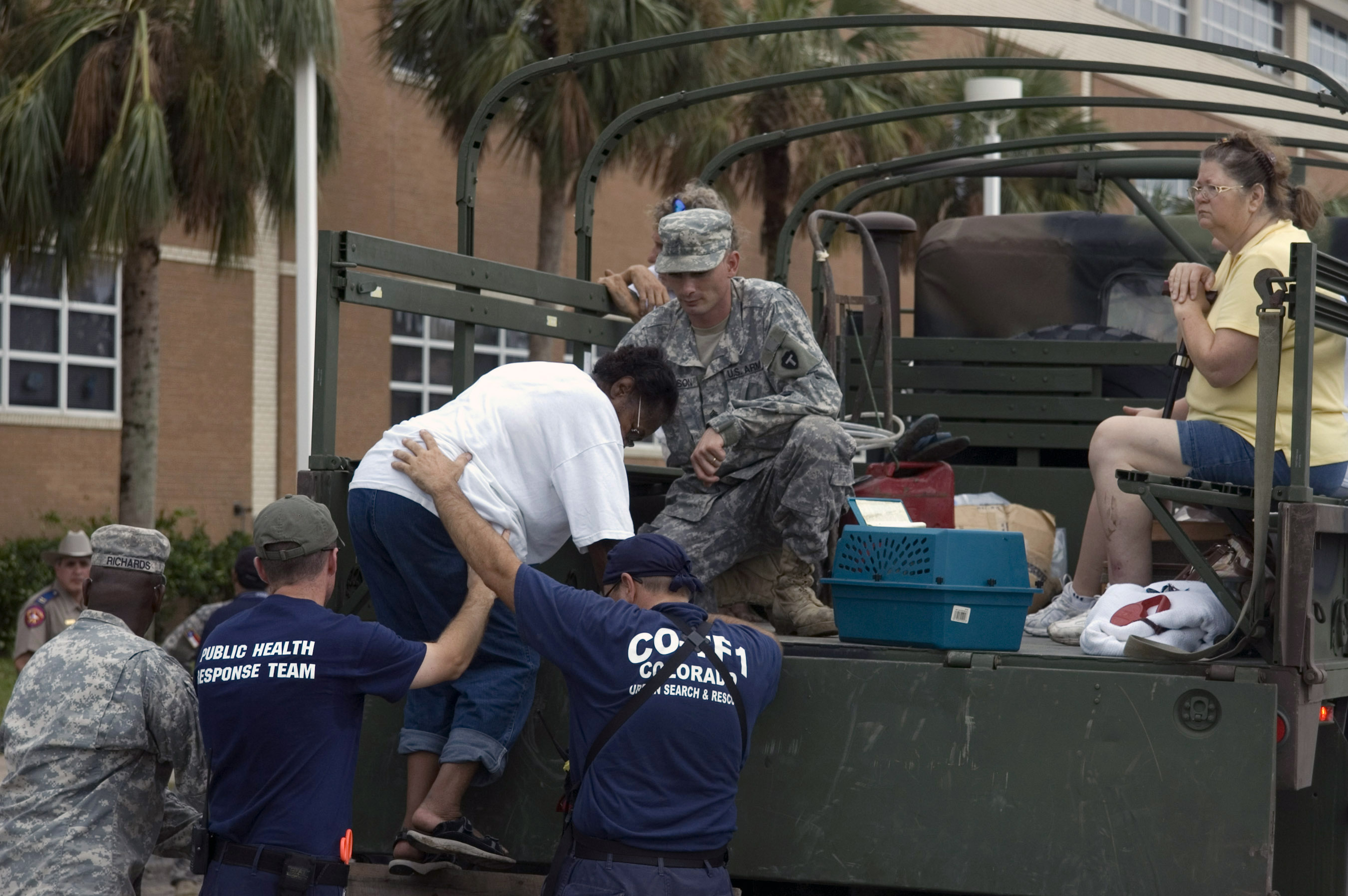 Airmen, soldiers aid people affected by Hurricane Ike > National Guard ...