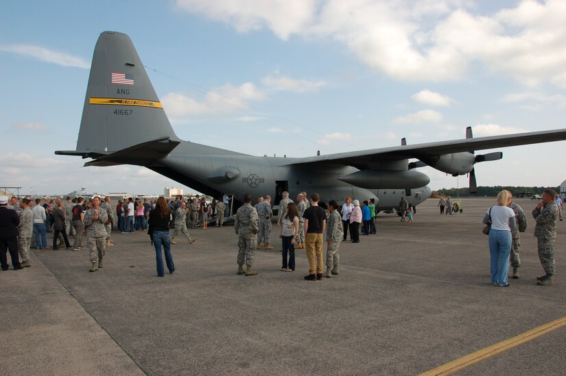 Flying Yankees celebrate aircraft roll out > 103rd Airlift Wing ...