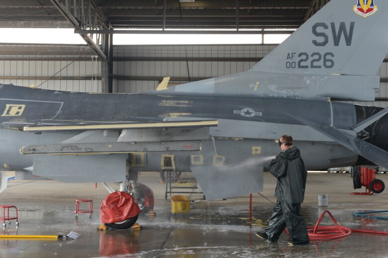 Aircraft washing: not your average bubble bath > Shaw Air Force Base ...