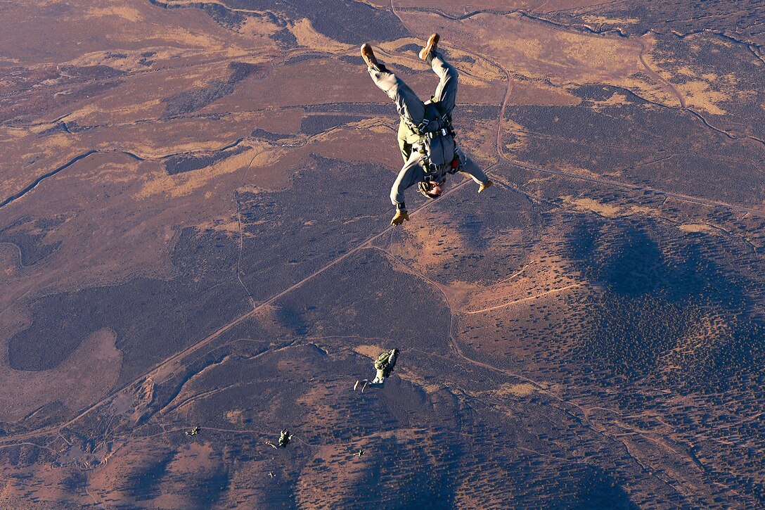 Members of the 19th Special Forces Group conduct free-fall and static ...