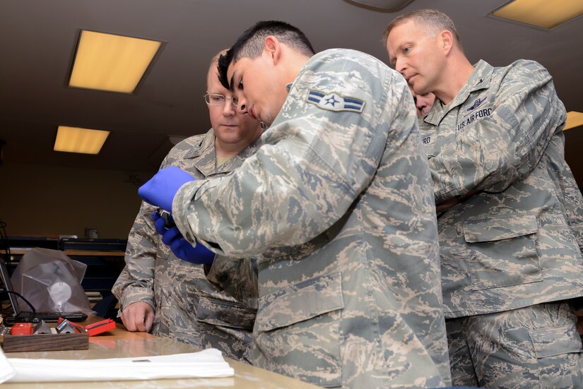 Col. DeVore visits with 437th AW Airmen > Joint Base Charleston > News