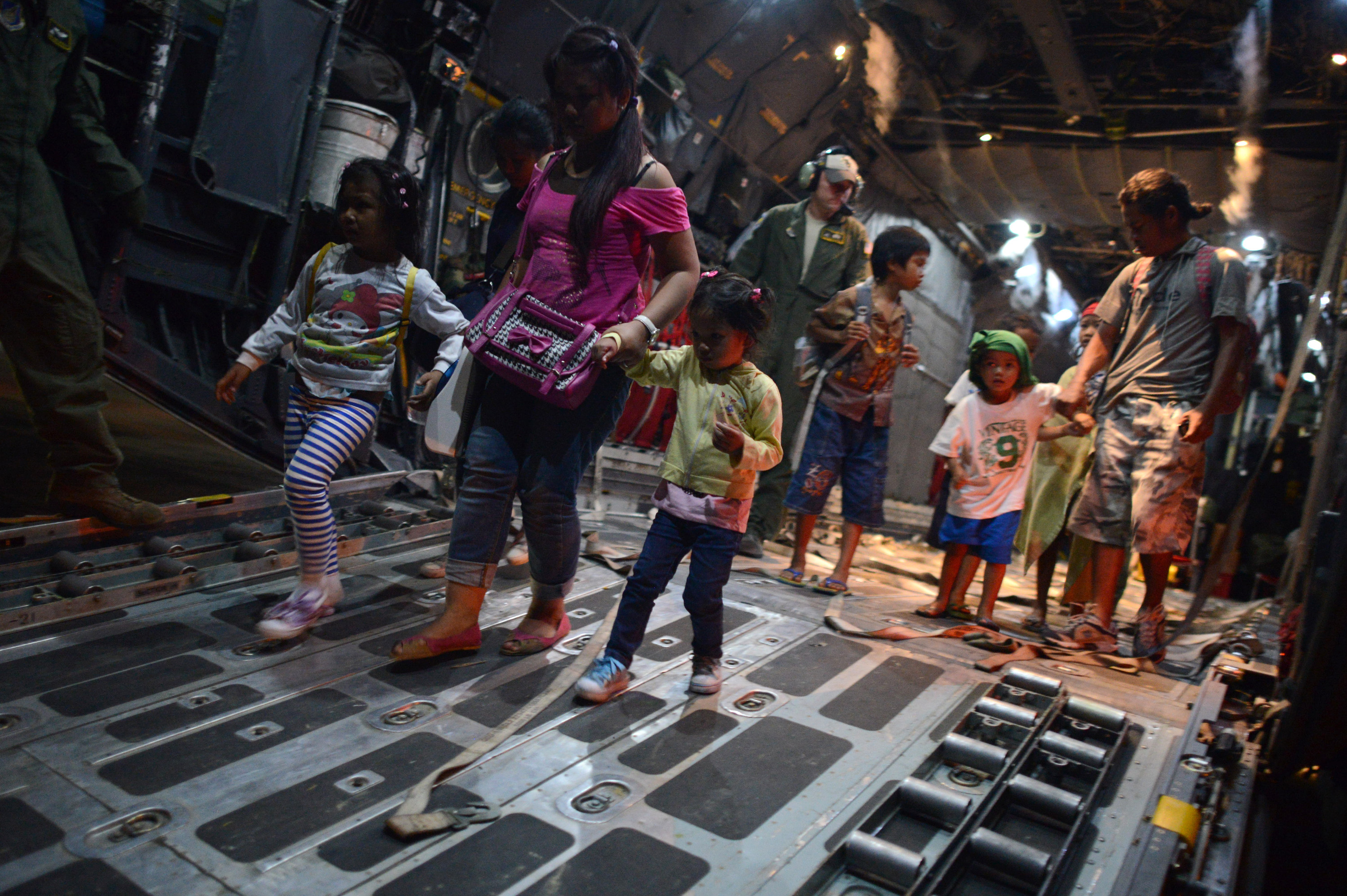 Operation Damayan airlift operations intensify > Pacific Air Forces ...