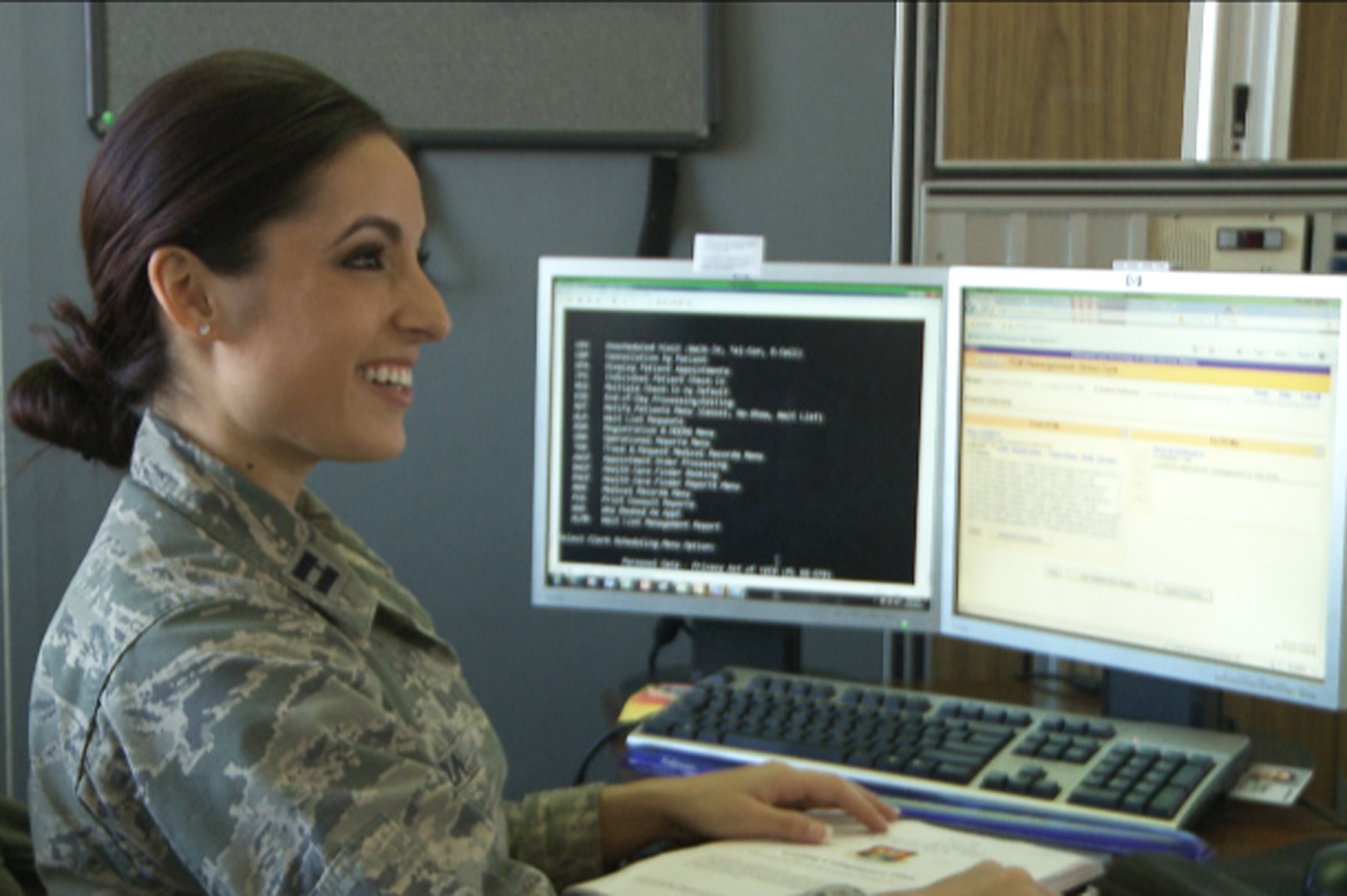 Air Force officer cheers for St. Louis Rams > Air Mobility Command ...