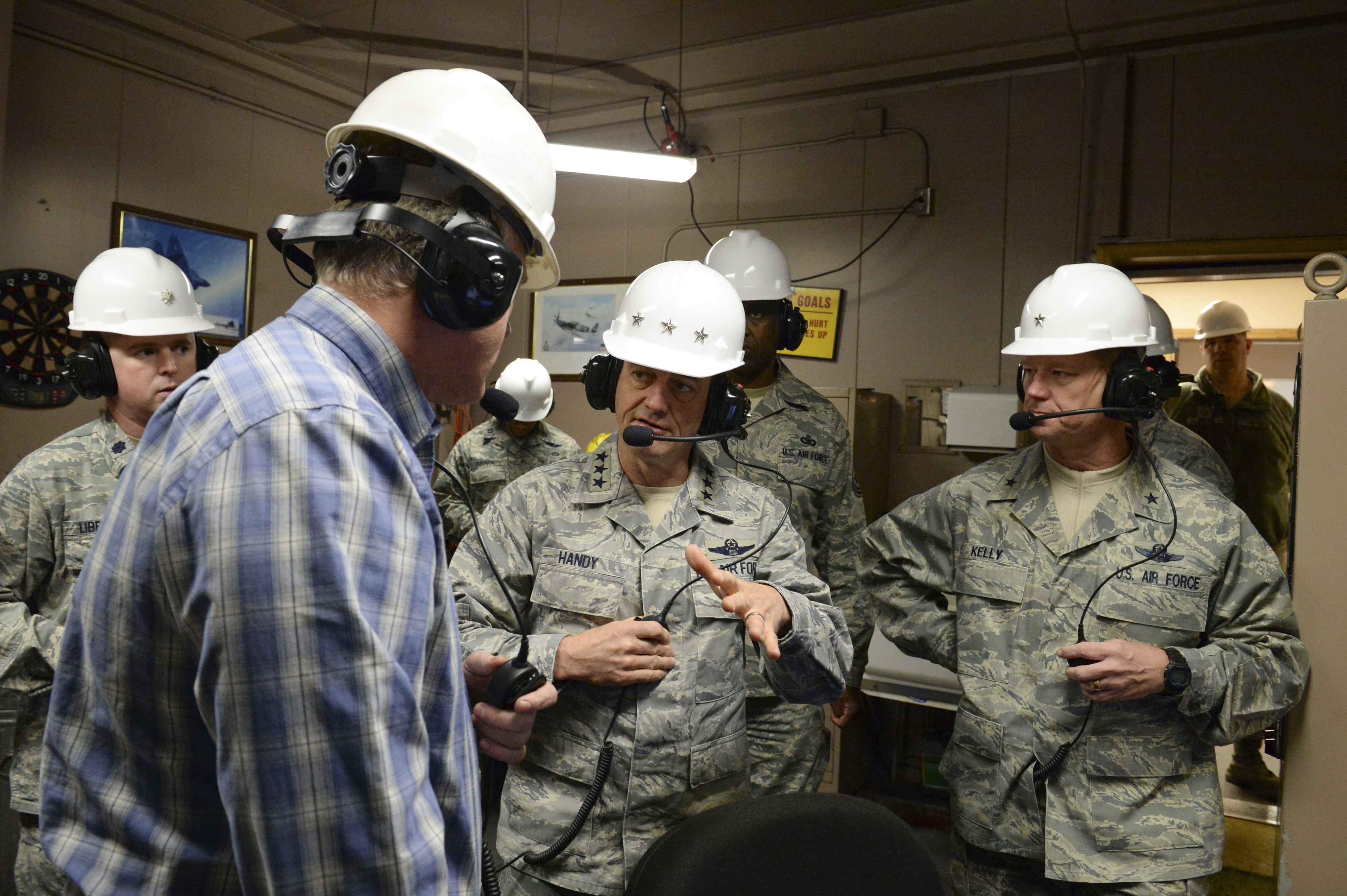 ALCOM commander visits Eielson > Eielson Air Force Base > Display