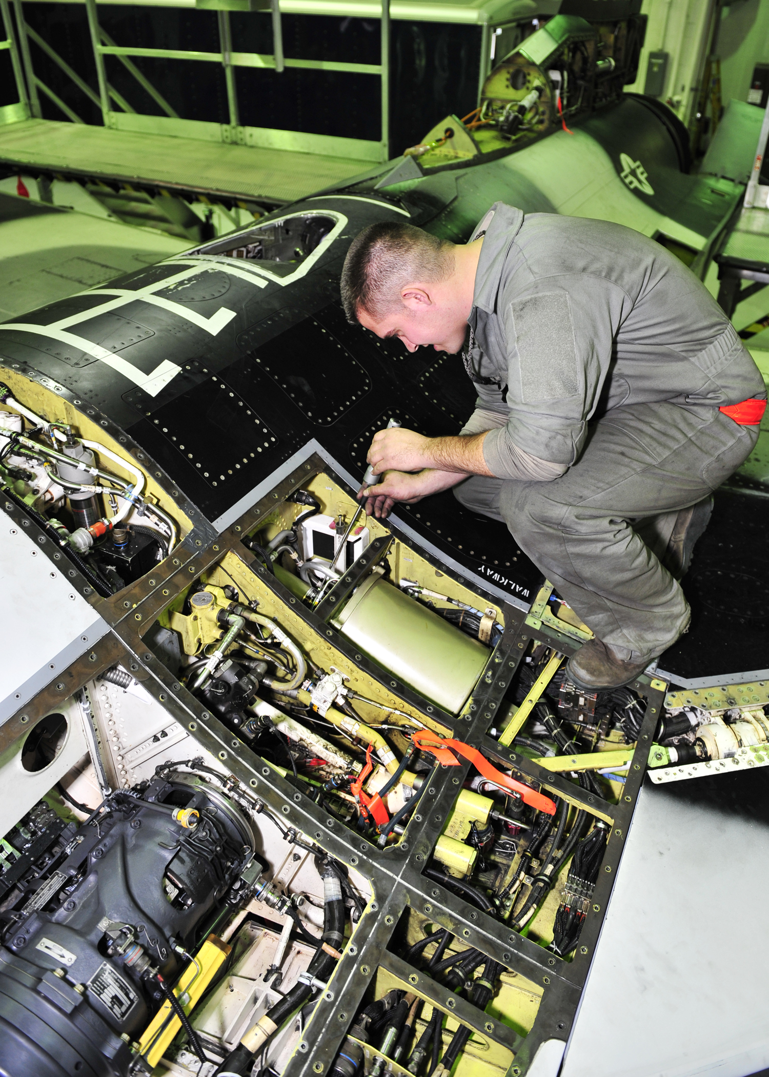 Phase crew performs aircraft surgery > Eielson Air Force Base > Display