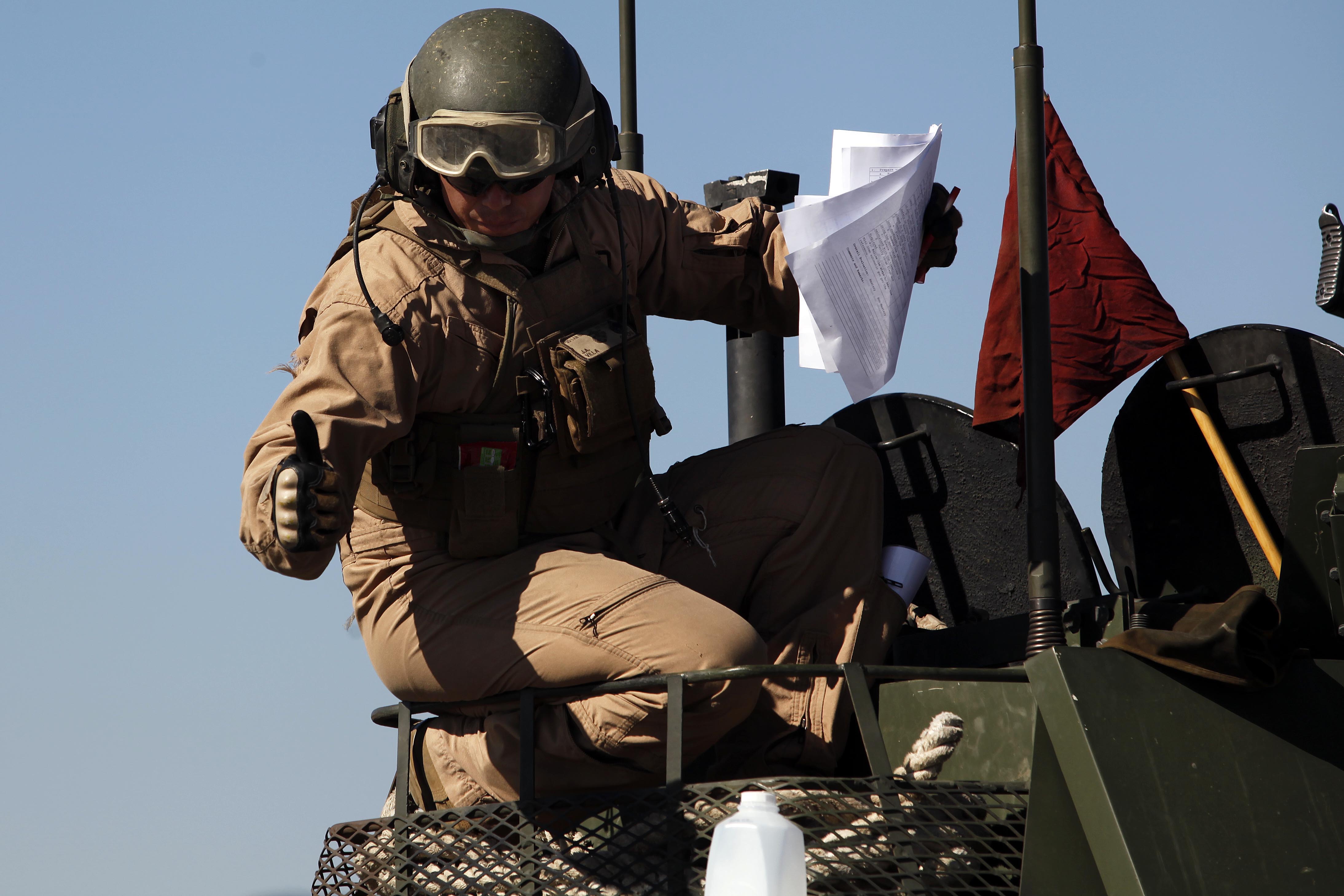 Light Armored Reconnaissance Commanders Course conducts live fire training