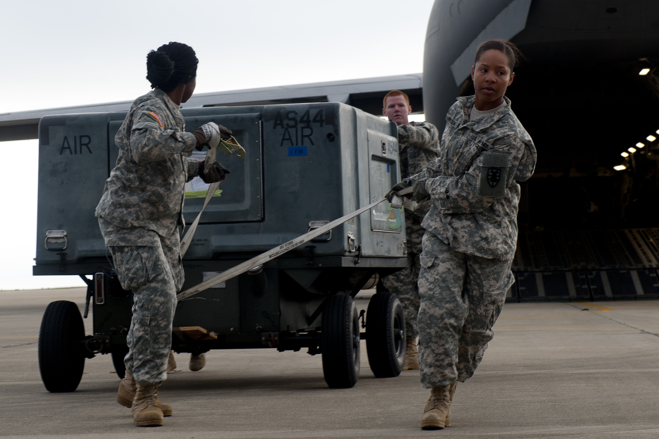 Airmen and Soldiers join forces for cargo readiness training > Joint ...