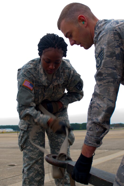 Airmen and Soldiers join forces for cargo readiness training > Joint ...