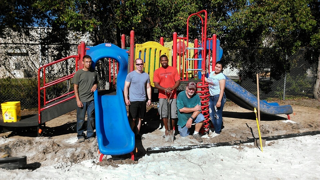 Hurlburt volunteers help local school > Hurlburt Field > Article Display