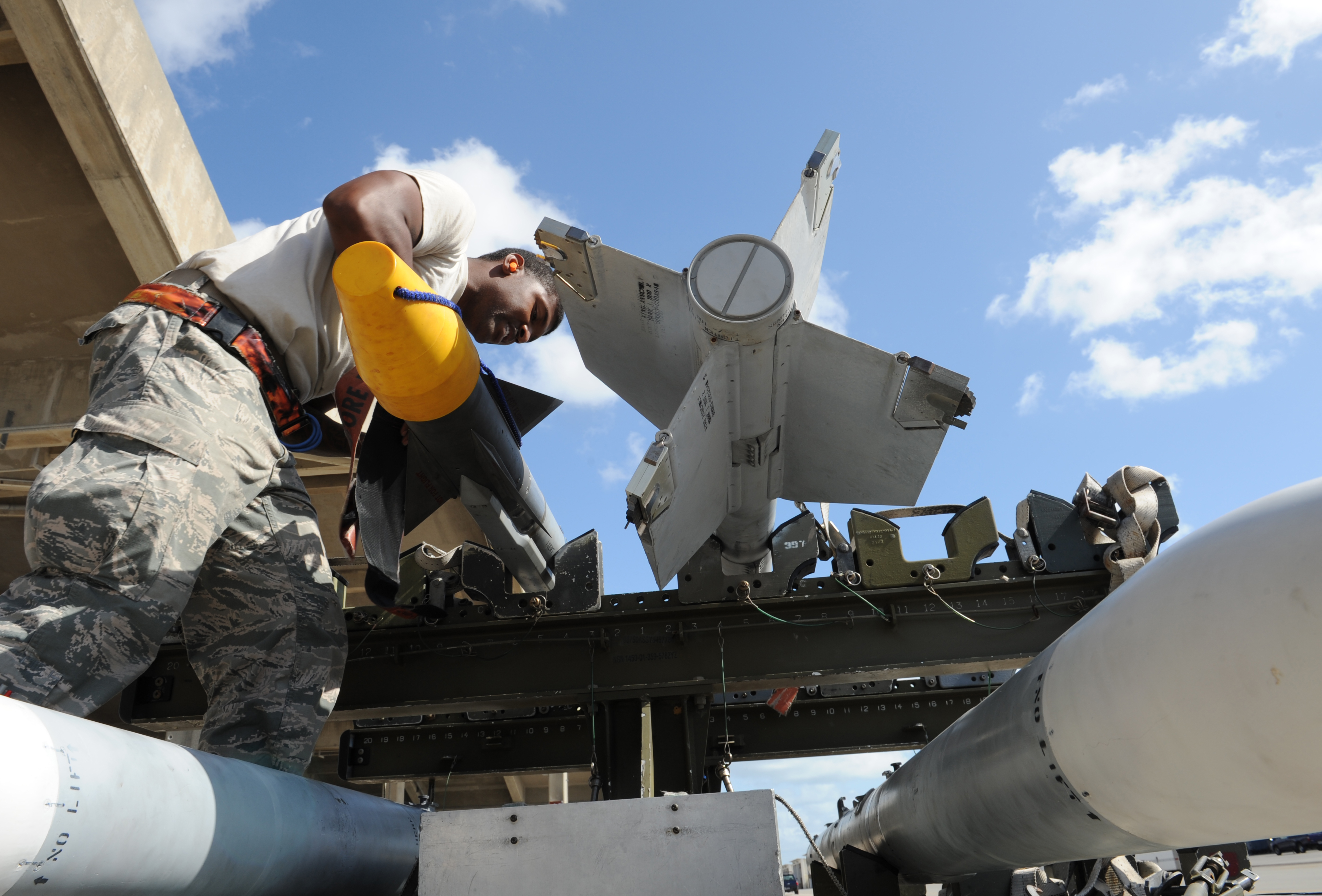 Many hands make light work > Kadena Air Base > Article Display
