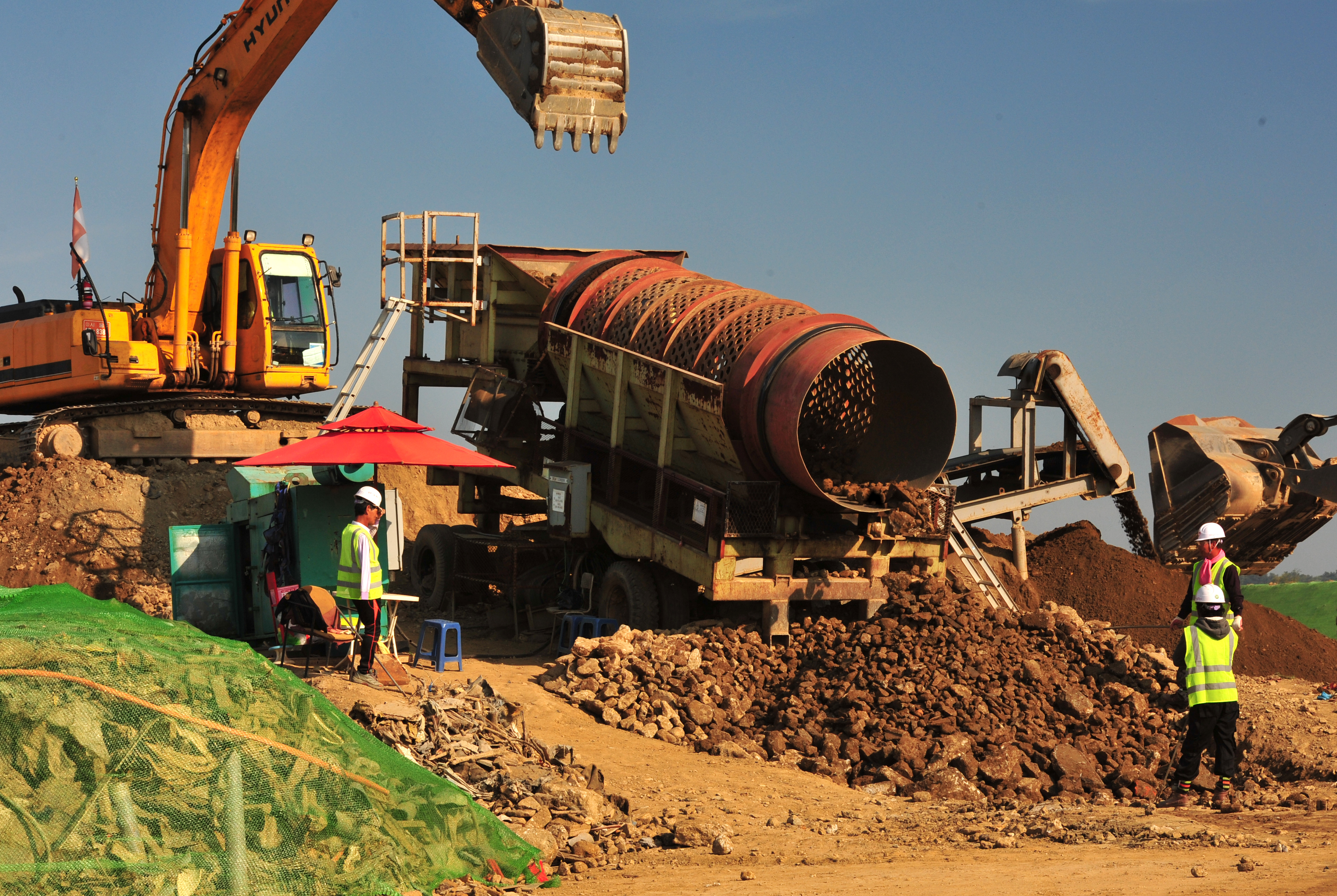 Environmental protection efforts showcased during construction site ...