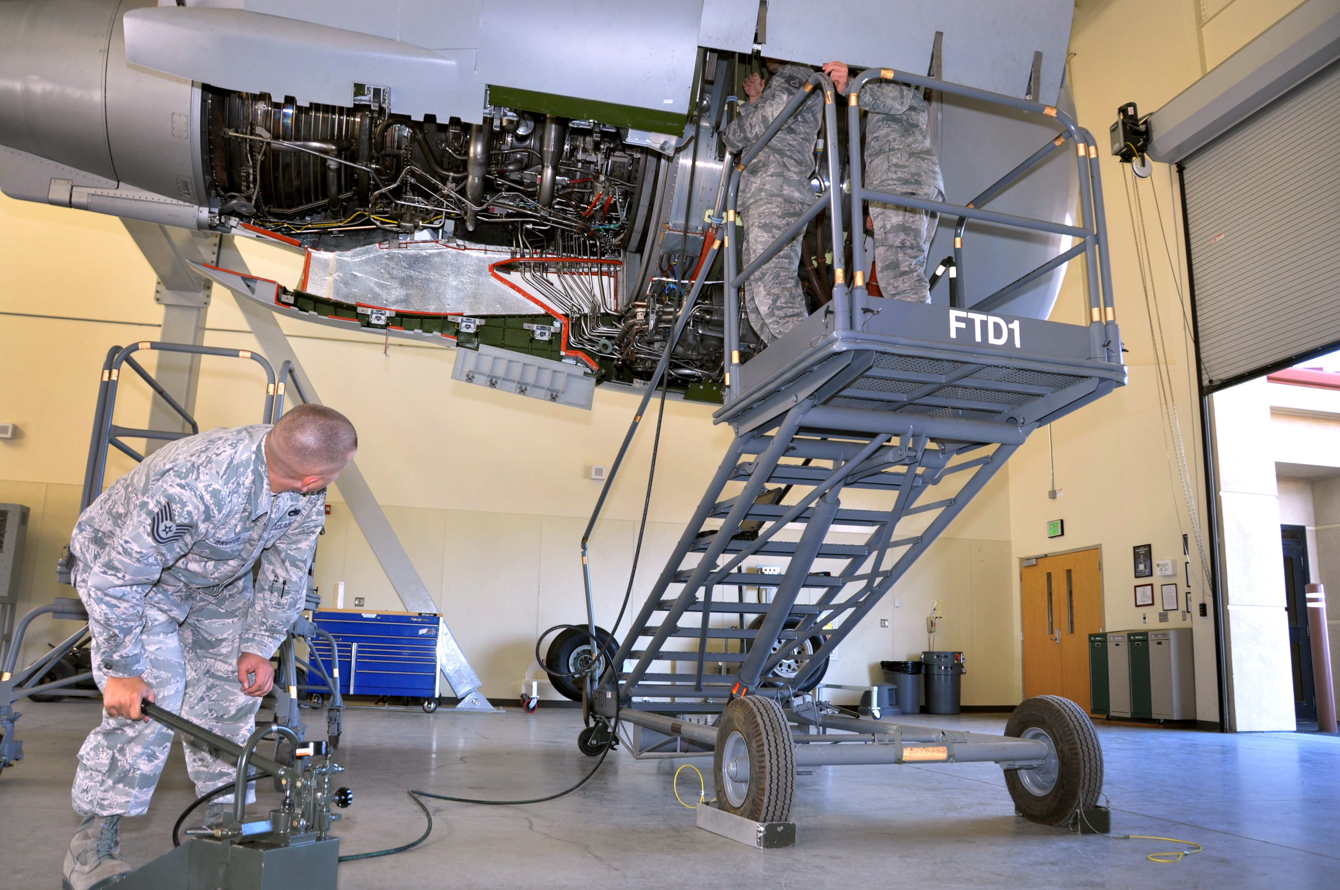 Training simulators keep C-17 maintainers current > Air Mobility ...
