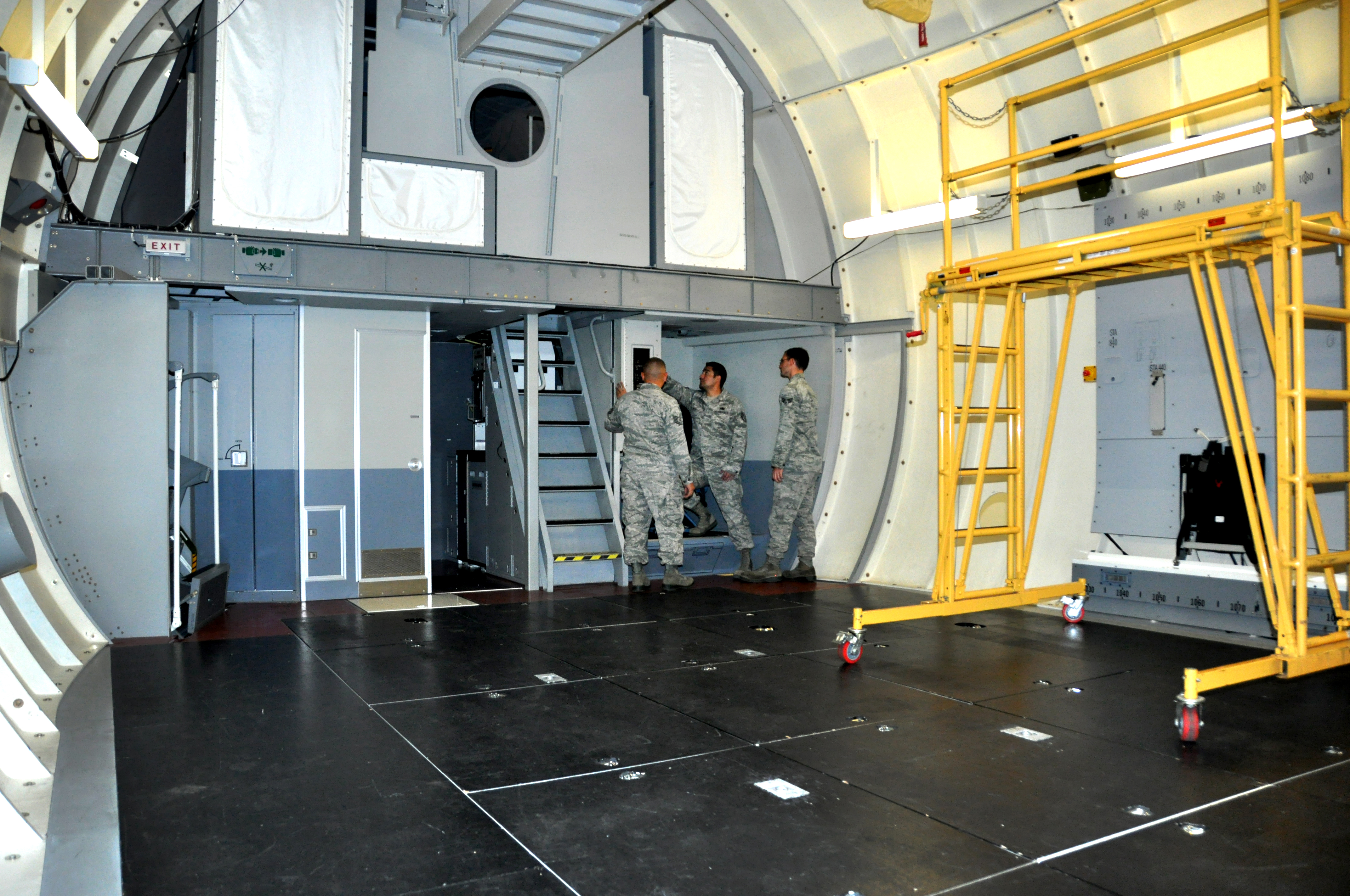 Training simulators keep C-17 maintainers current > Air Mobility Command > Display