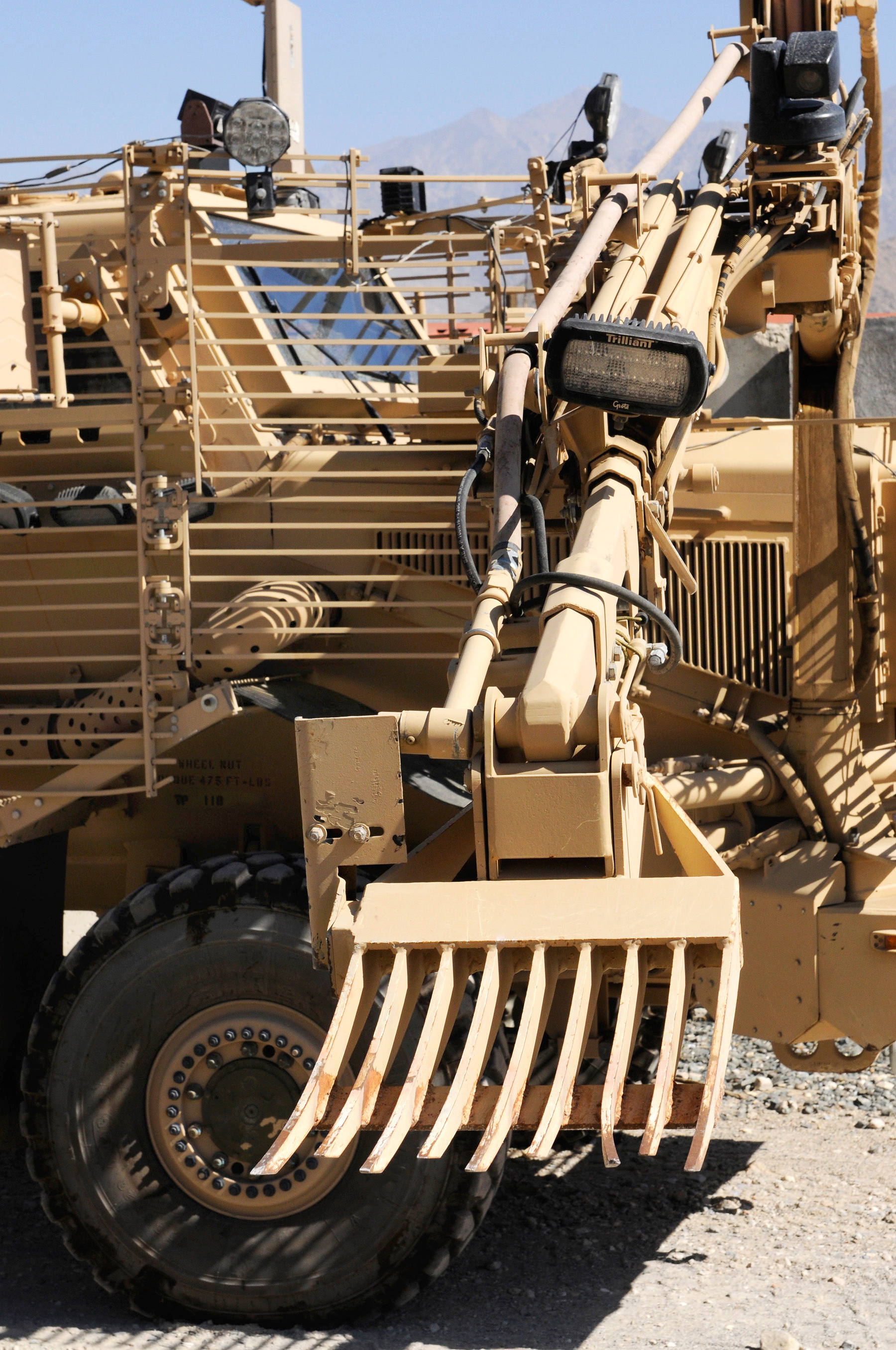U.S. soldiers learn how the Buffalo vehicle expands its extendable arm ...