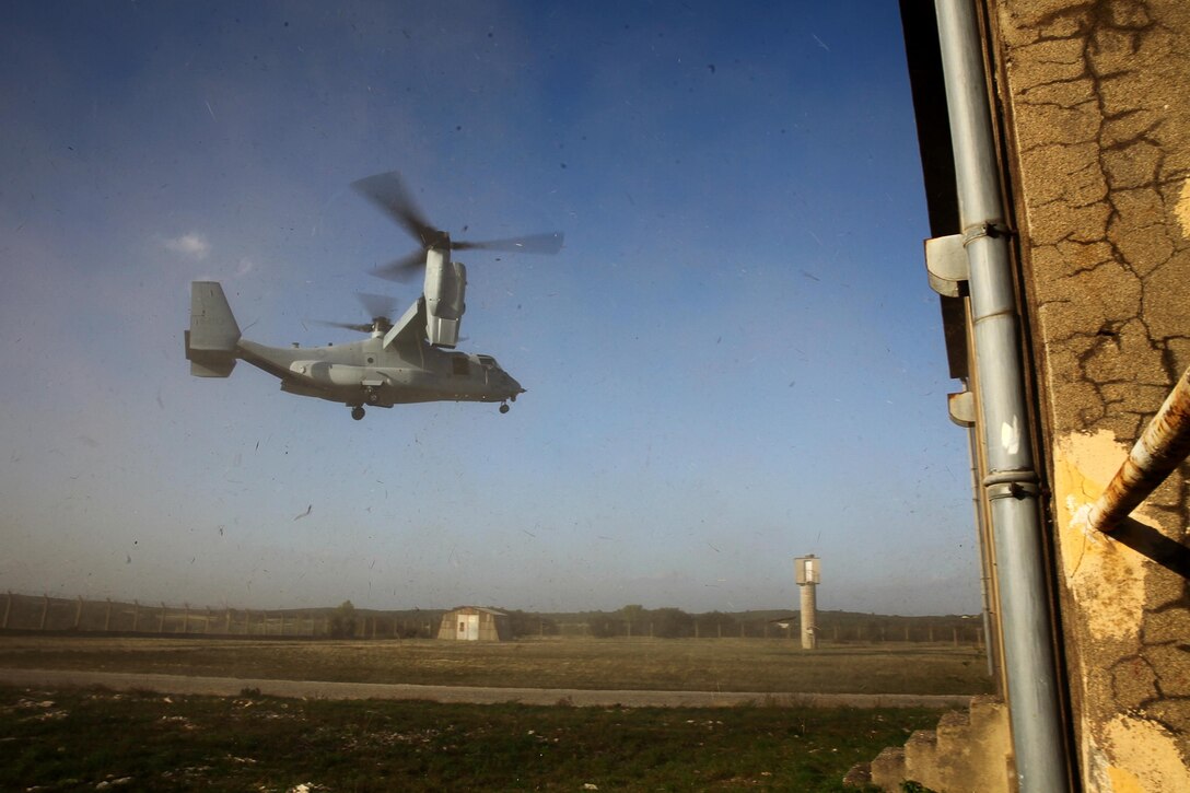 SP-MAGTF Crisis Response Osprey is first to land in France