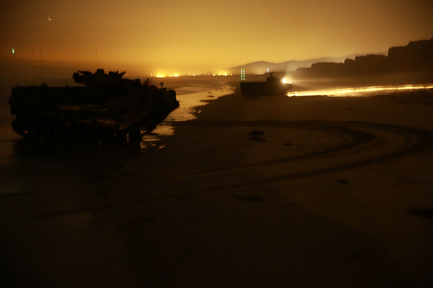 Amphibious assault vehicles perform nighttime assault > United States ...