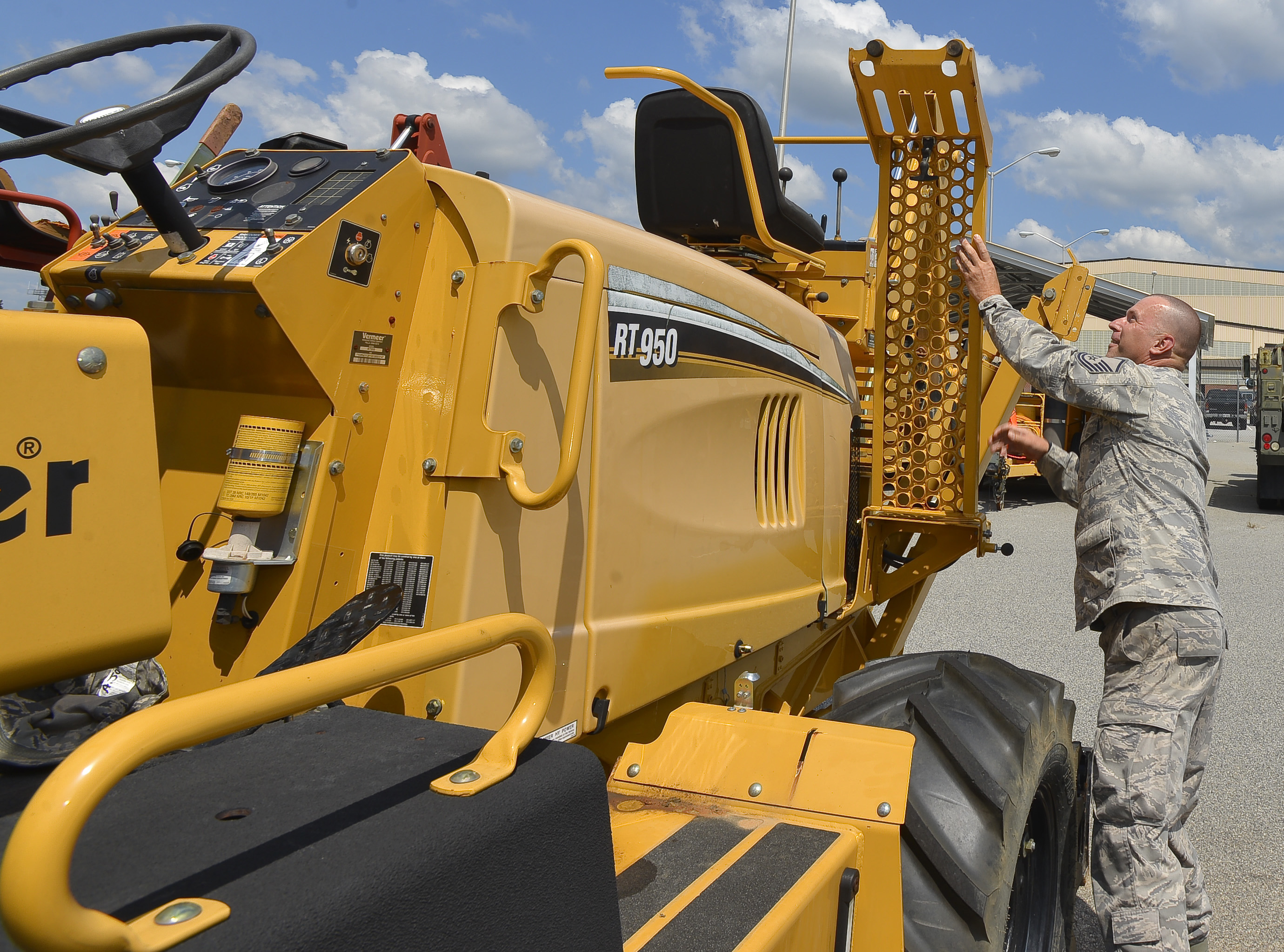 Guardsman keeps 202nd EIS rolling > 116th Air Control Wing > Display