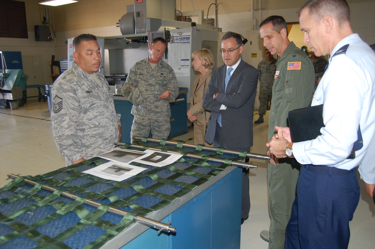 Assistant Secretary, Manpower and Reserve Affairs visits Alamo Wing ...