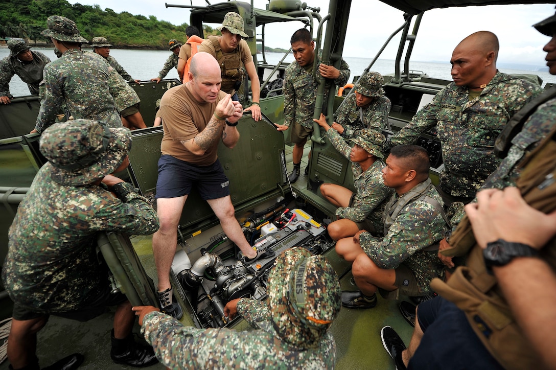U.S. Navy Petty Officer 1st Class Cory Allen trains Philippine marines ...