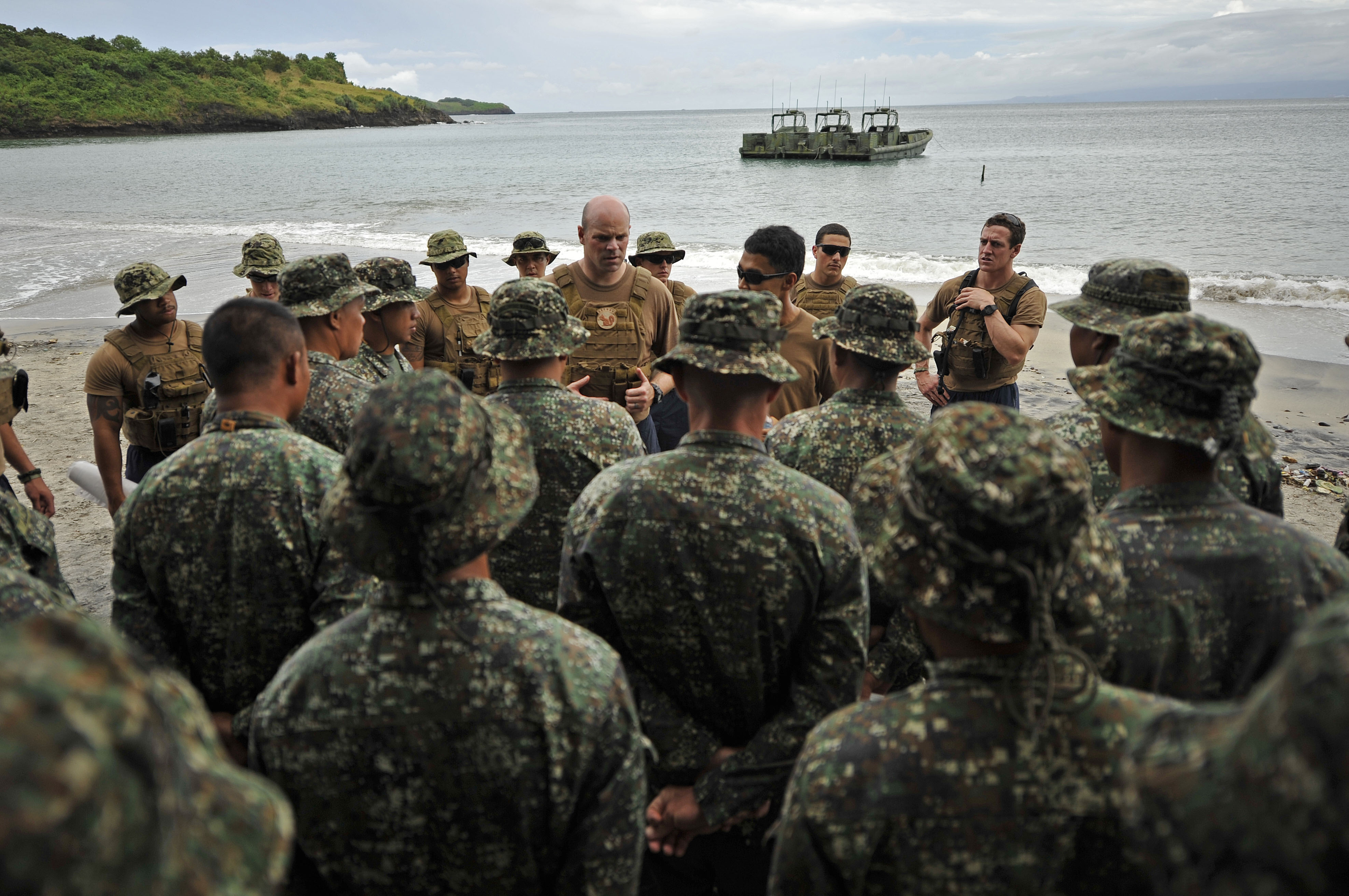 U.S. Navy Petty Officer 1st Class Cory Allen trains Philippine marines ...