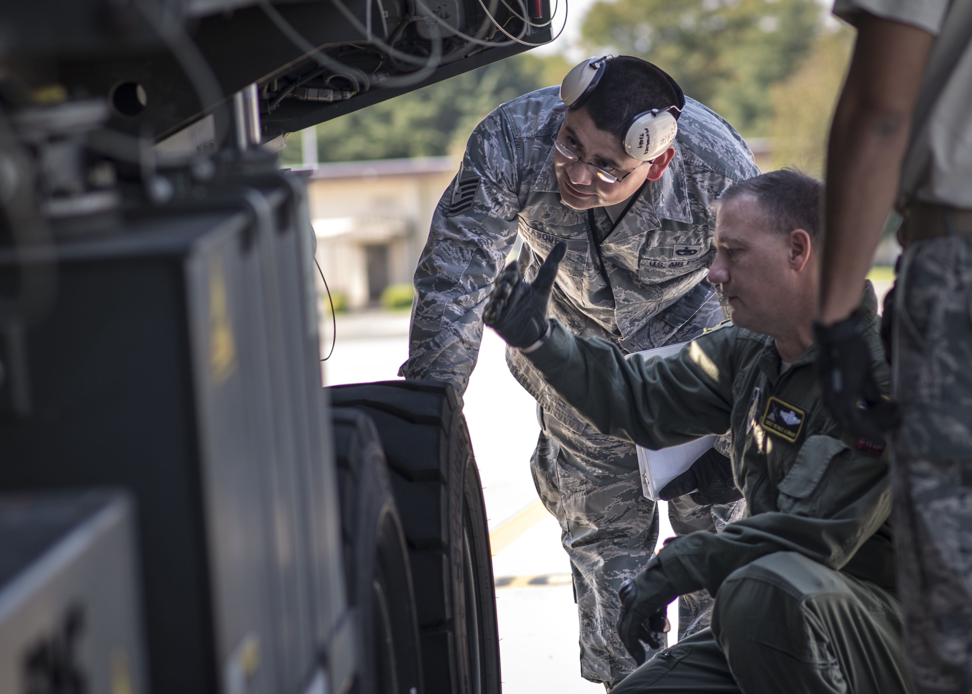 Eagle Airlifters, Riggers practice heavy equipment loading