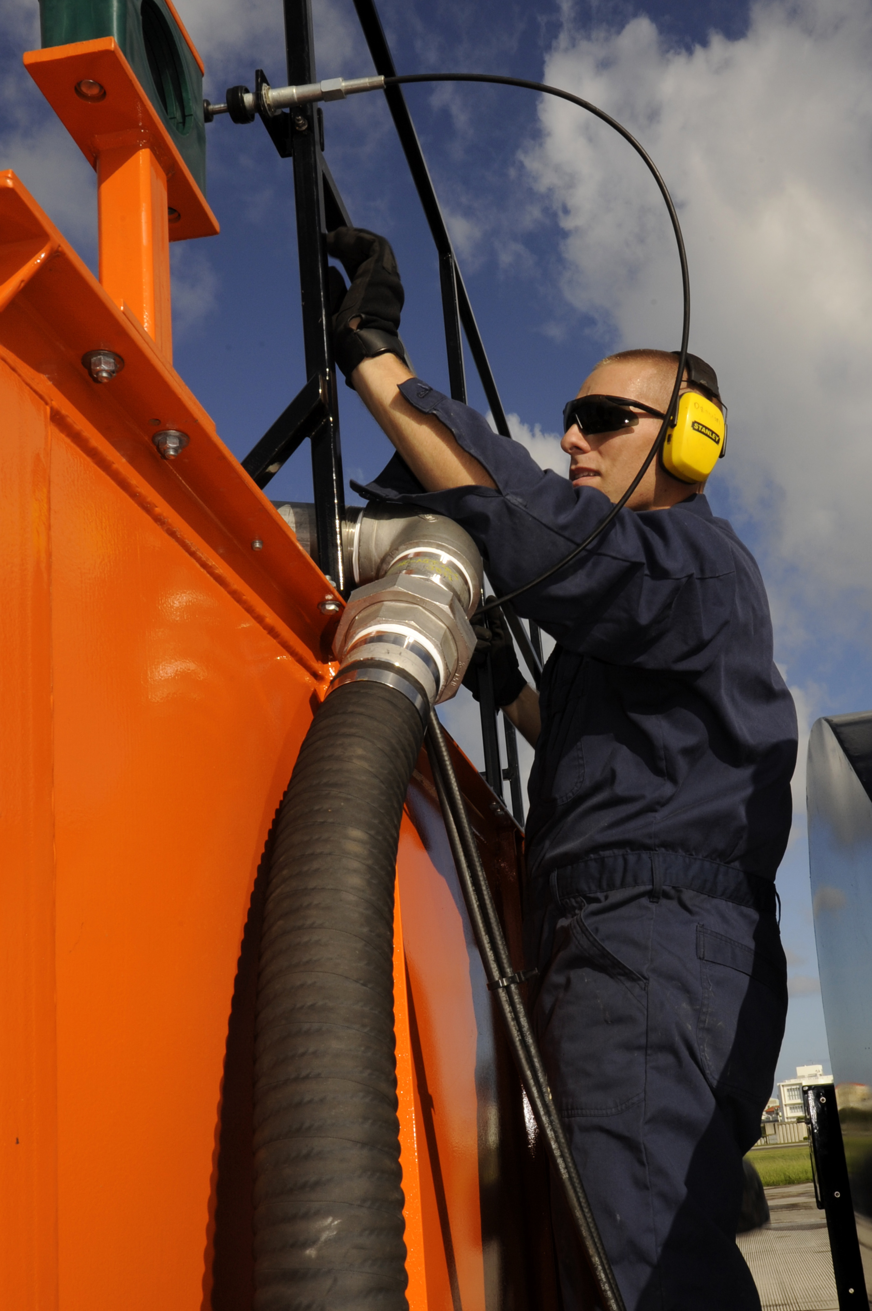 18th CEG keep runway clear to land > Pacific Air Forces > Article Display