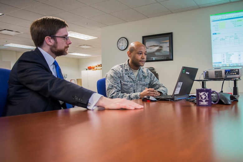 Top AF financial manager visits McChord for DEAMS rollout > Air ...