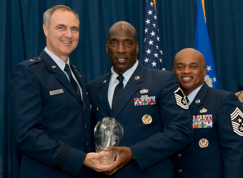2013 ANGRC annual award winners recognized > Air National Guard ...