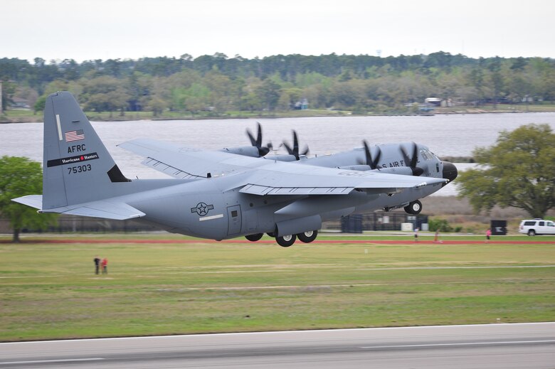 Hurricane Hunters war on weather > Air Force Reserve Command > Feature ...