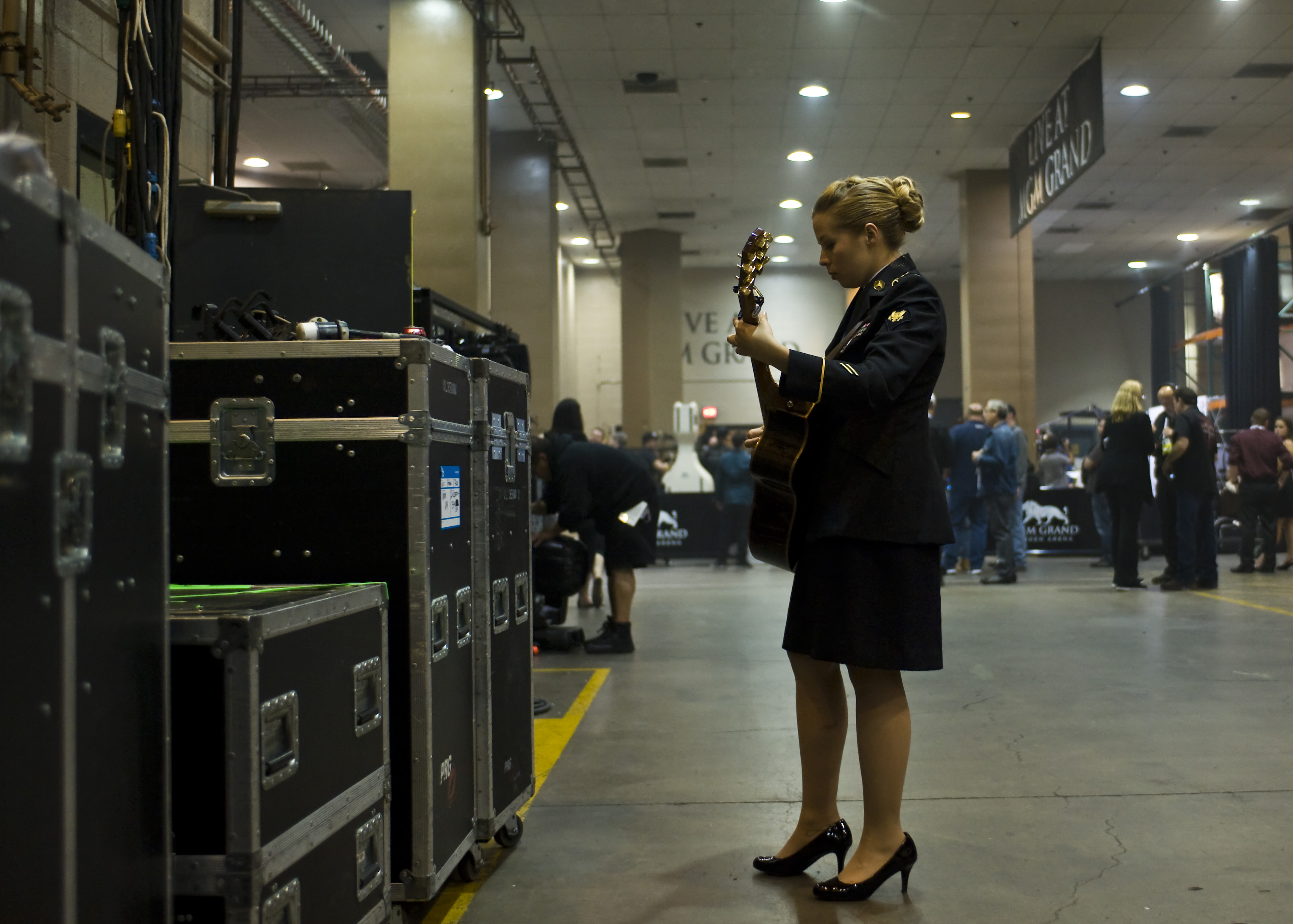 Academy of Country Music ‘salutes troops’ during concert