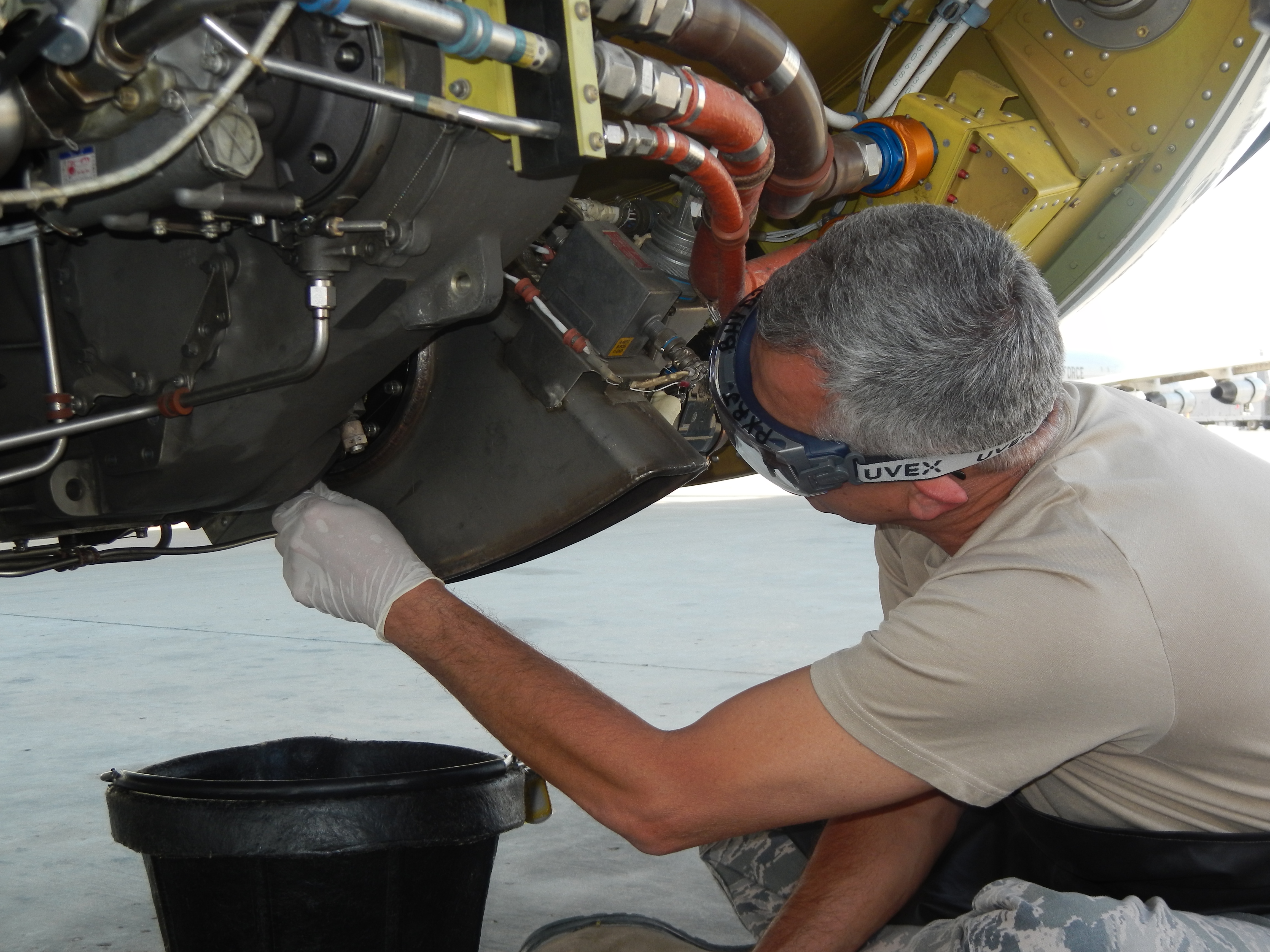 Wing commander works with aircraft maintainers > U.S. Air Forces ...