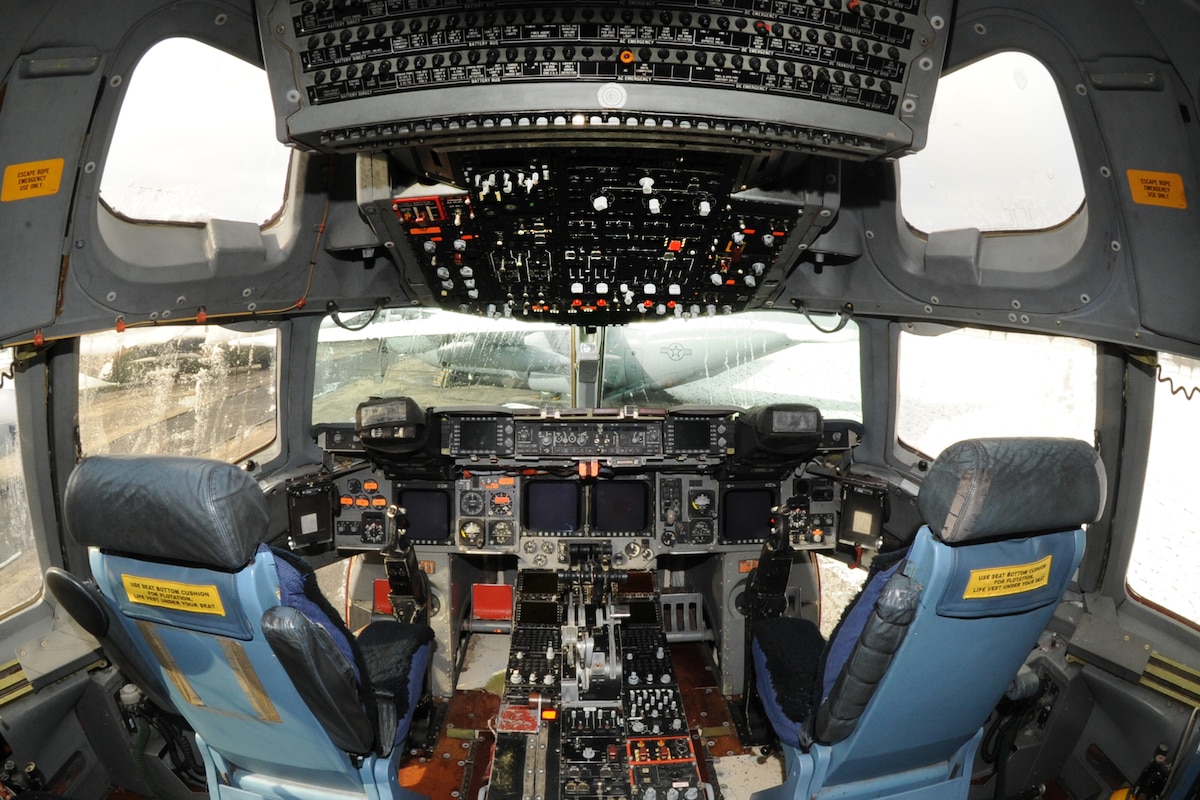 c 17 cockpit