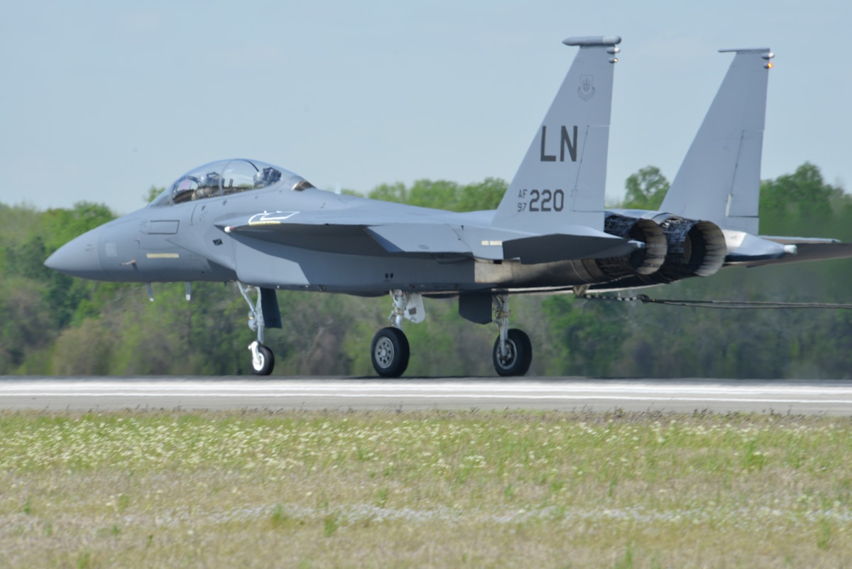 Hookin' up > Robins Air Force Base > Article Display