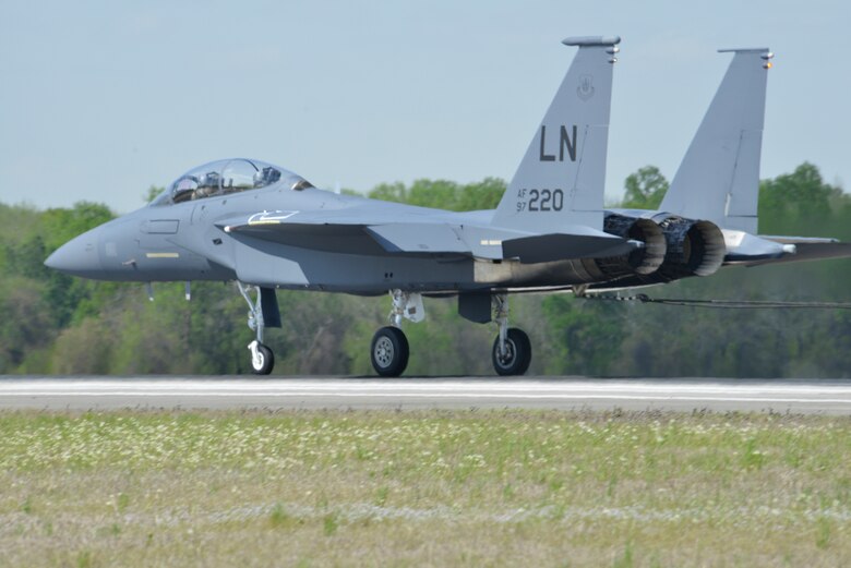 Hookin' up > Robins Air Force Base > Article Display