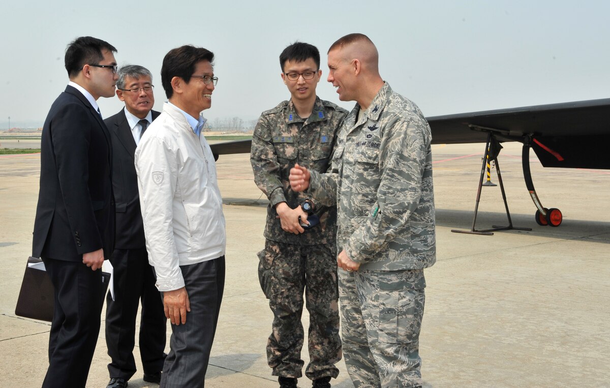 Photos: Governor Kim learns about Osan aircraft > Osan Air Base ...