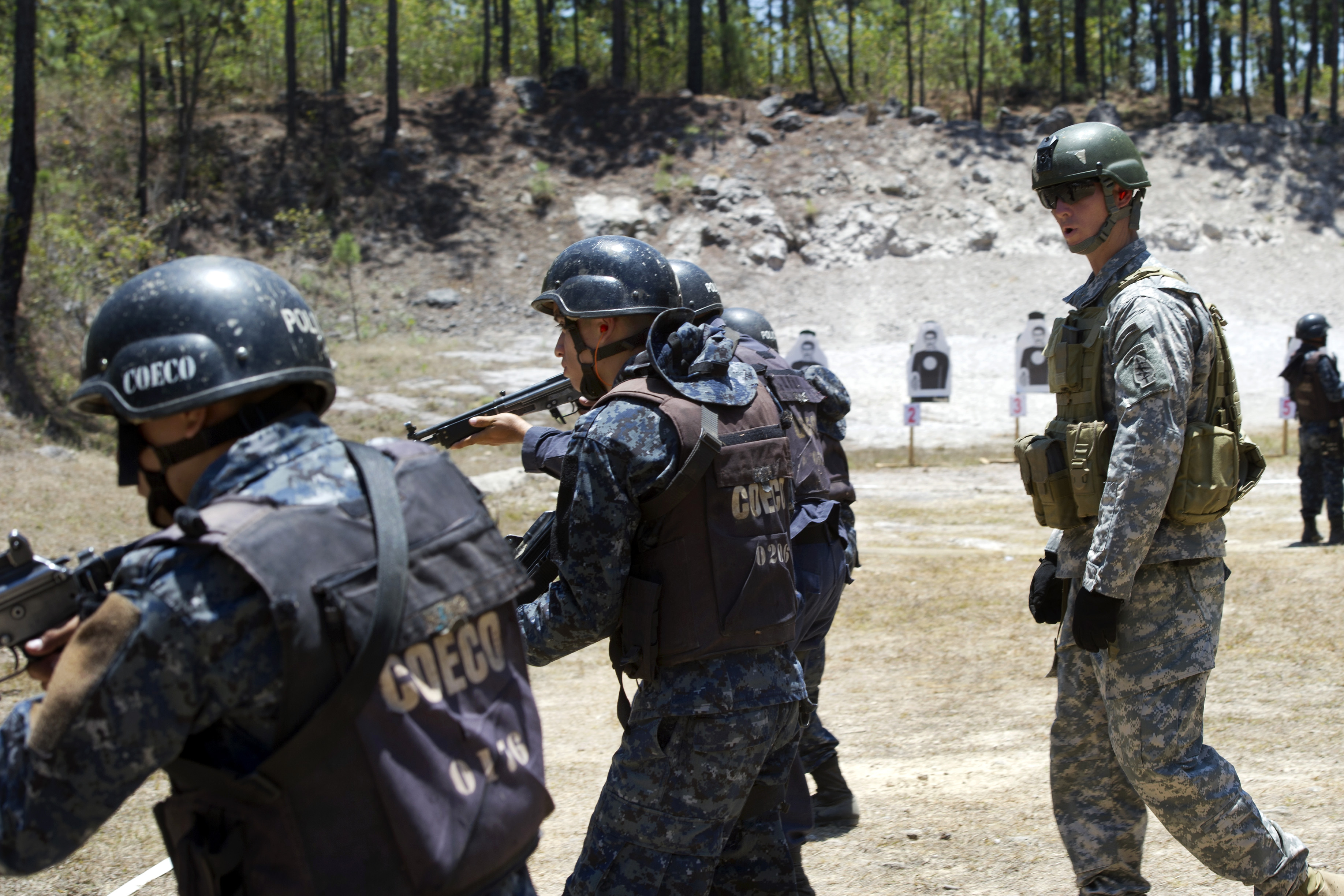 A U.S. Special Forces soldier instructs Honduran trainees in advanced ...