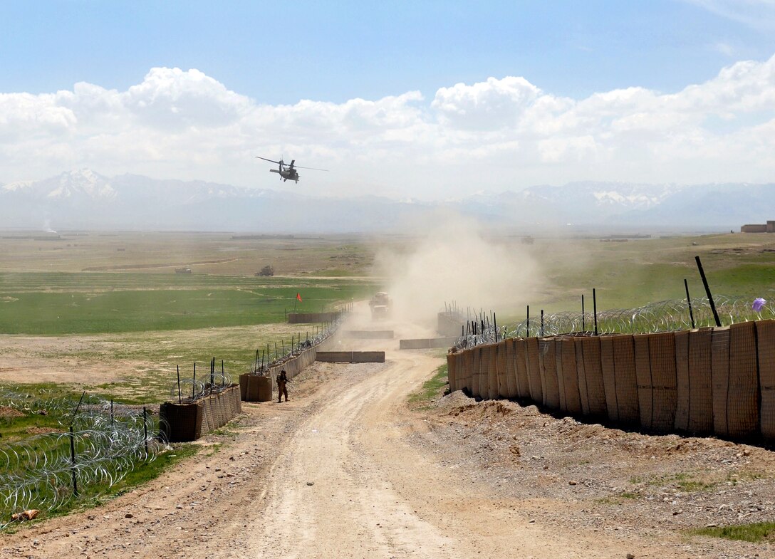 A UH-60 Black Hawk helicopter takes off after dropping off soldiers to ...