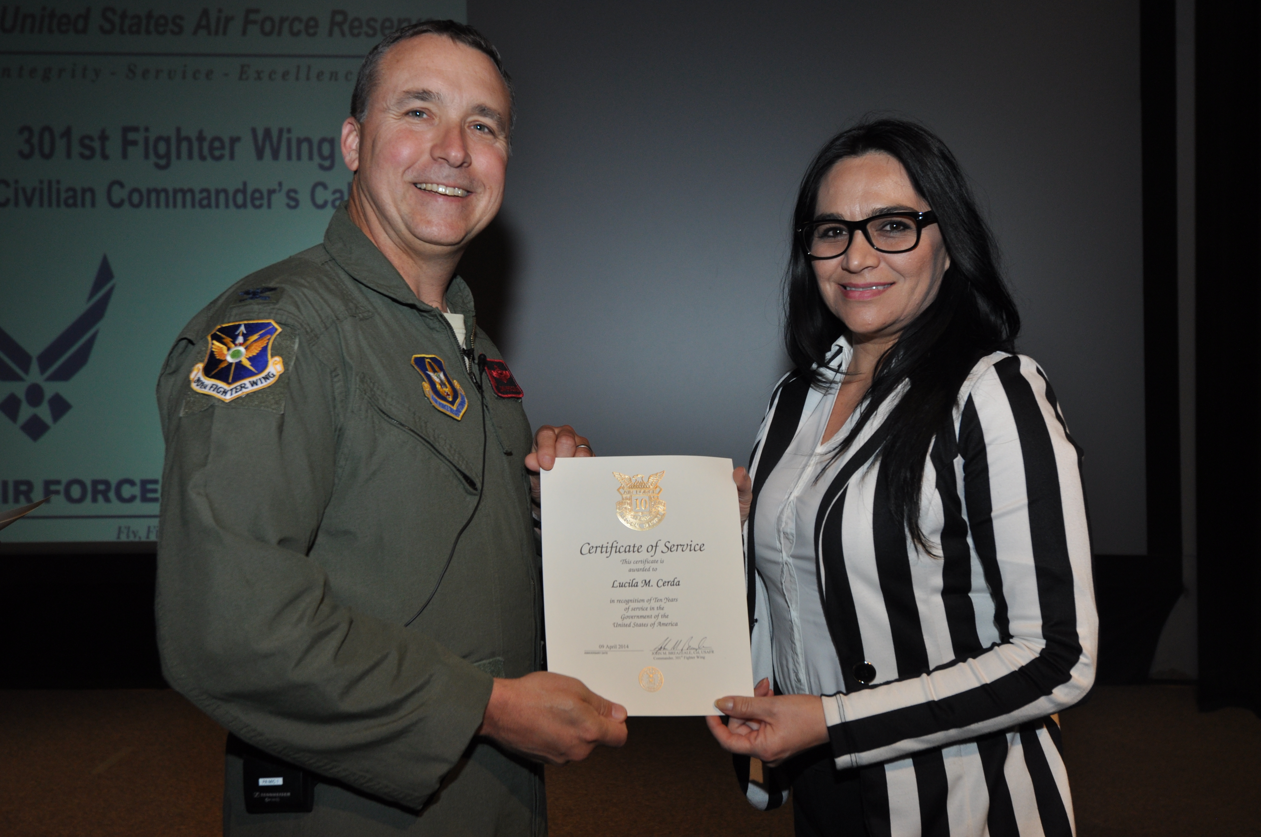 301st Fighter Wing presents special awards > 301st Fighter Wing ...